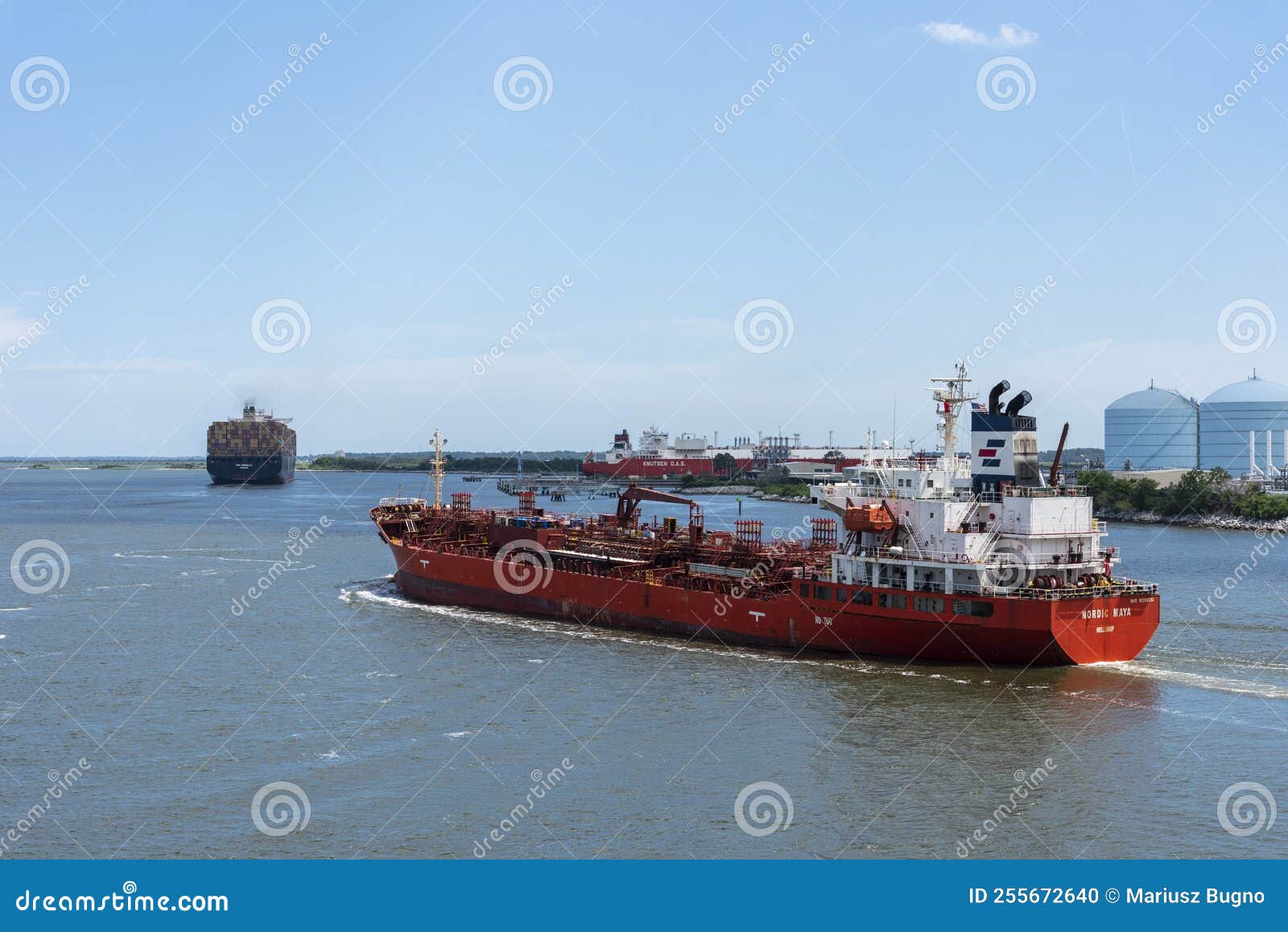 Kleines Tankschiff Aus Savanne. Redaktionelles Bild - Bild von ...