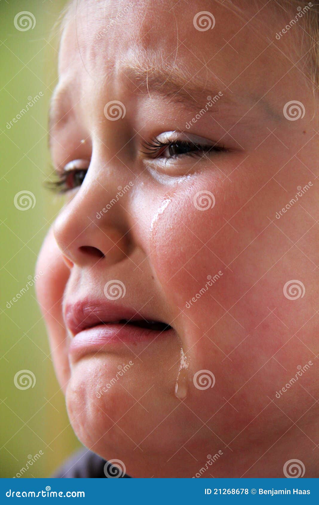 Kleines trauriges Mädchen stockfoto. Bild von traurigkeit - 21268678