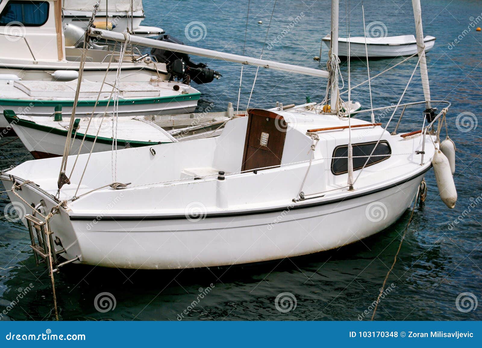 Kleines Weißes Segelboot Im Hafen Stockfoto - Bild von meer ...