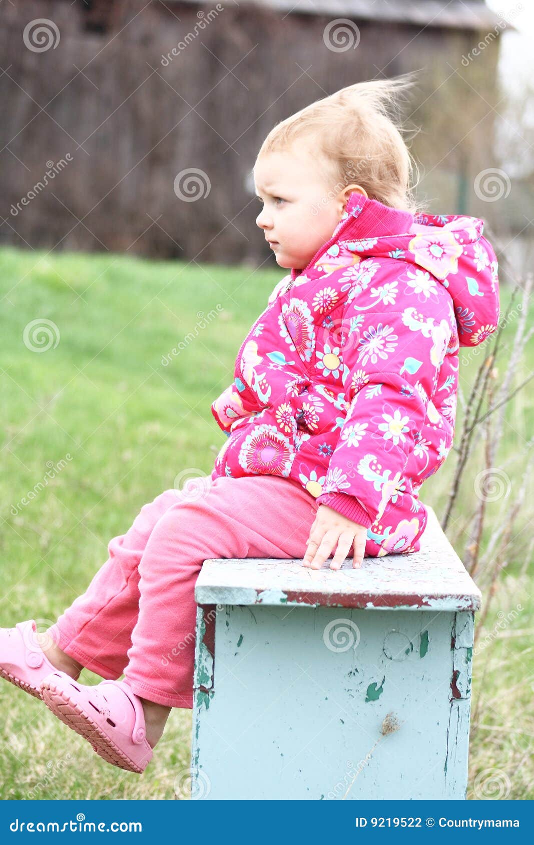 Kleinkind, Das Auf Einer Bank Sitzt. Stockfoto - Bild von kleinkind ...