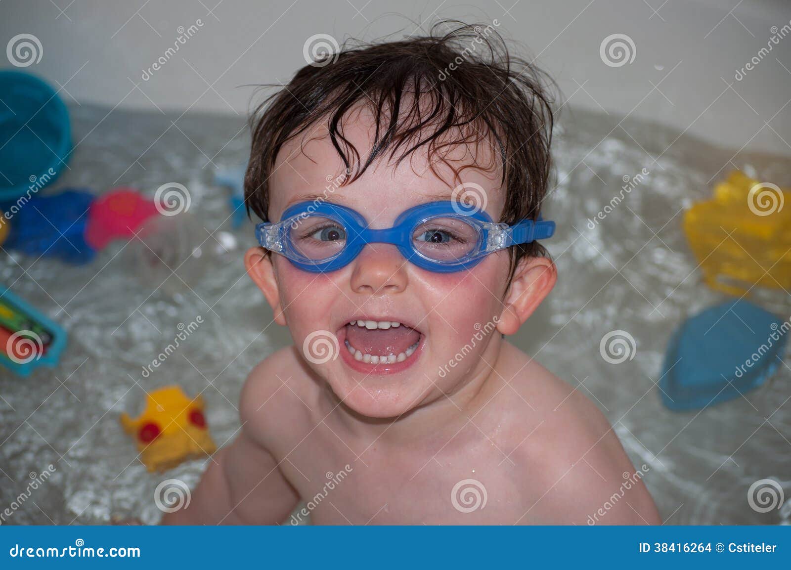 Kleinkind in der Badewanne stockfoto. Bild von lachen - 38416264