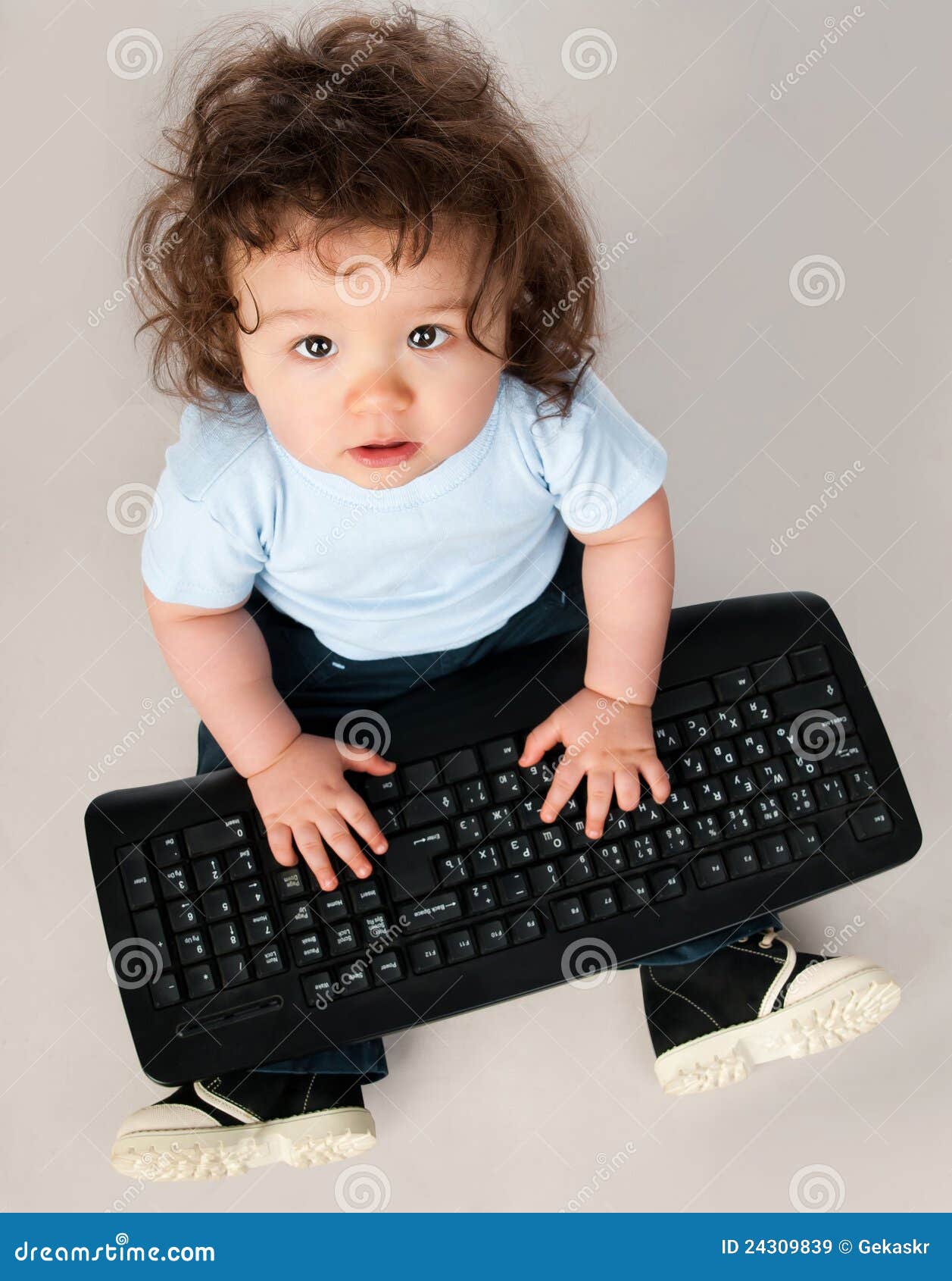 Kleinkind Mit Einer Computertastatur Stockbild - Bild von schön ...