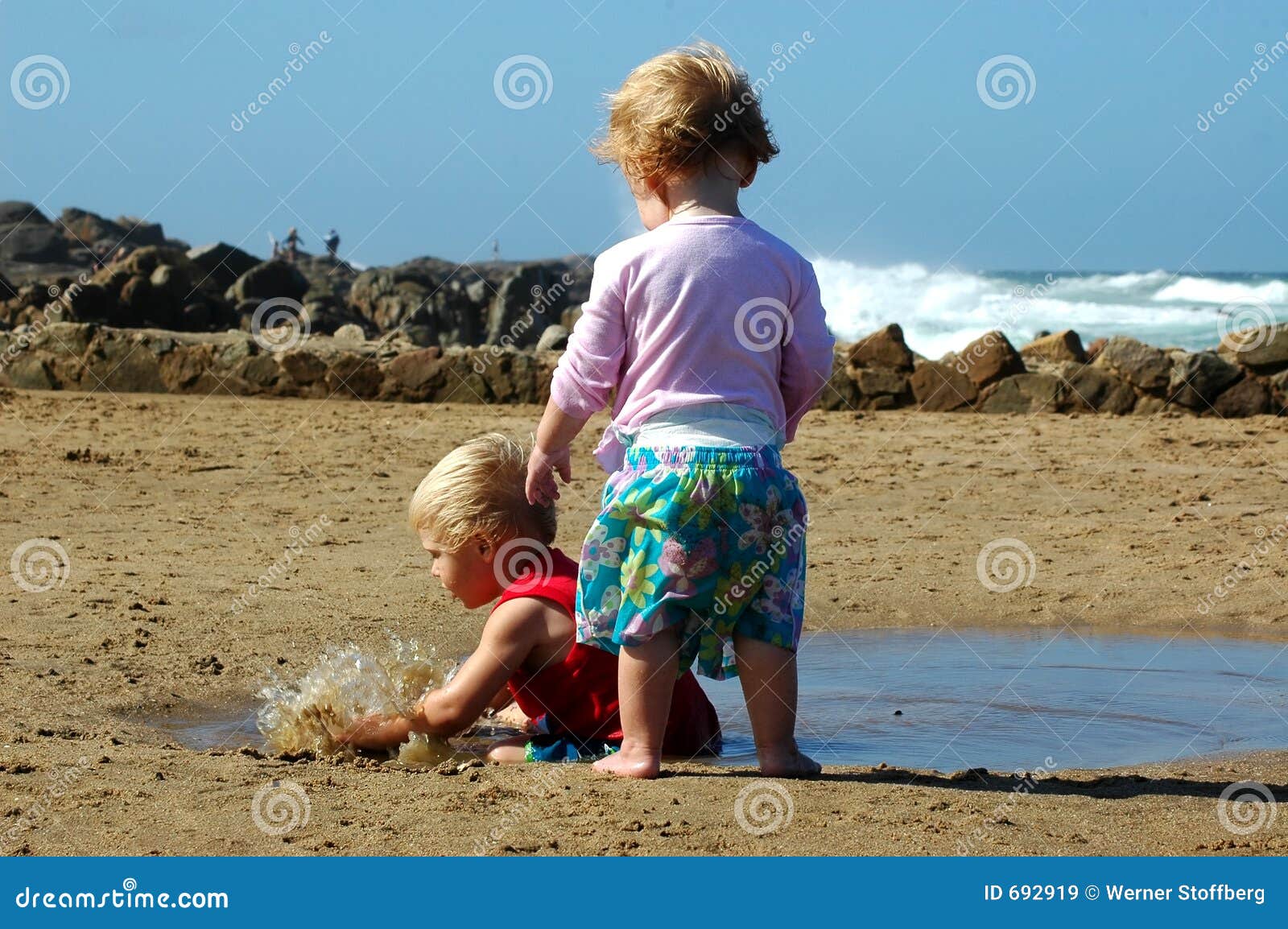 Kleinkinder auf dem Strand stockbild. Bild von spiel, salz - 692919