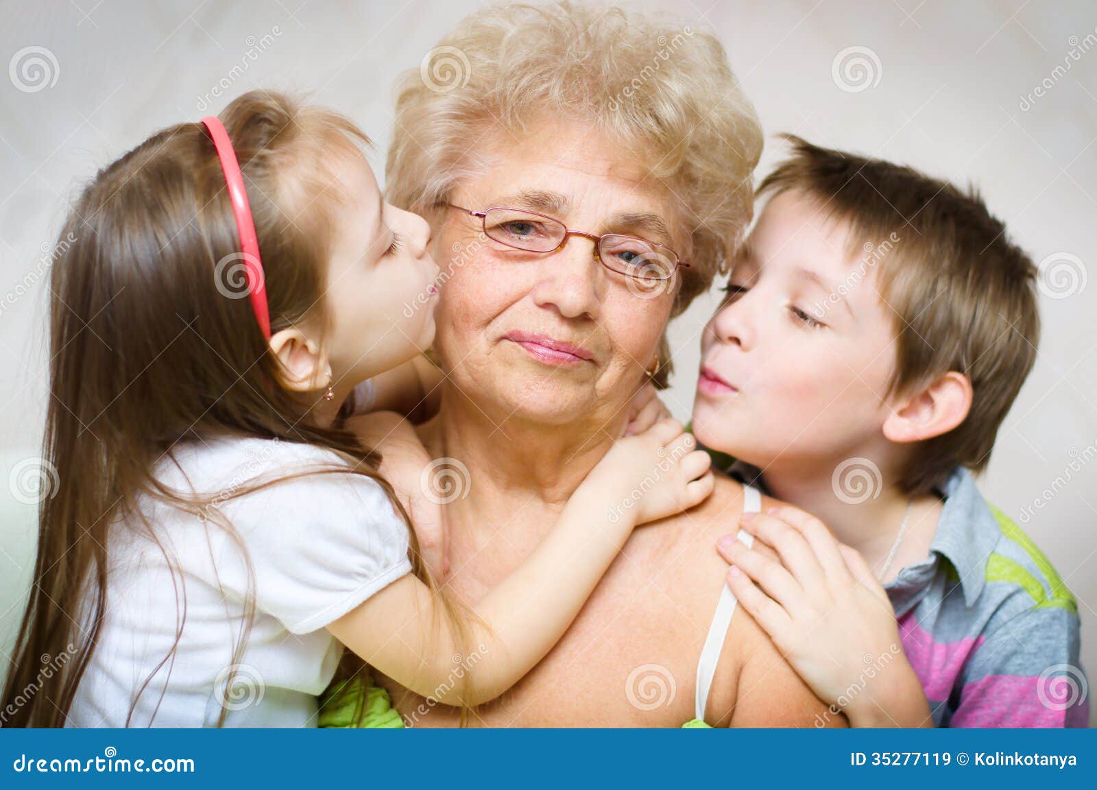 Kleinkinderen Die Grootmoeder Kussen Stock Afbeelding - Image of ...