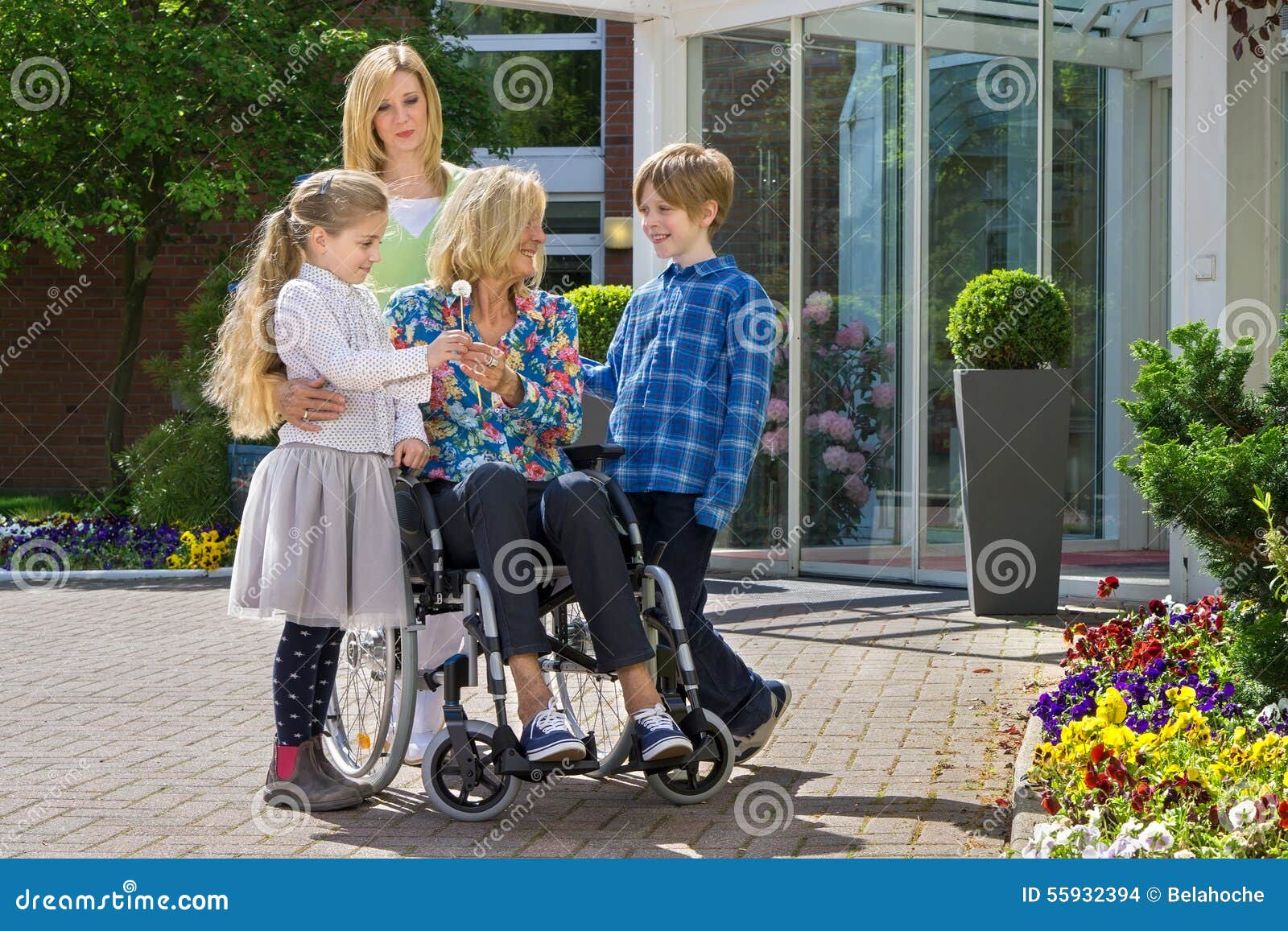 Kleinkinderen Die Grootmoeder in Rolstoel Bezoeken Stock Foto - Image ...