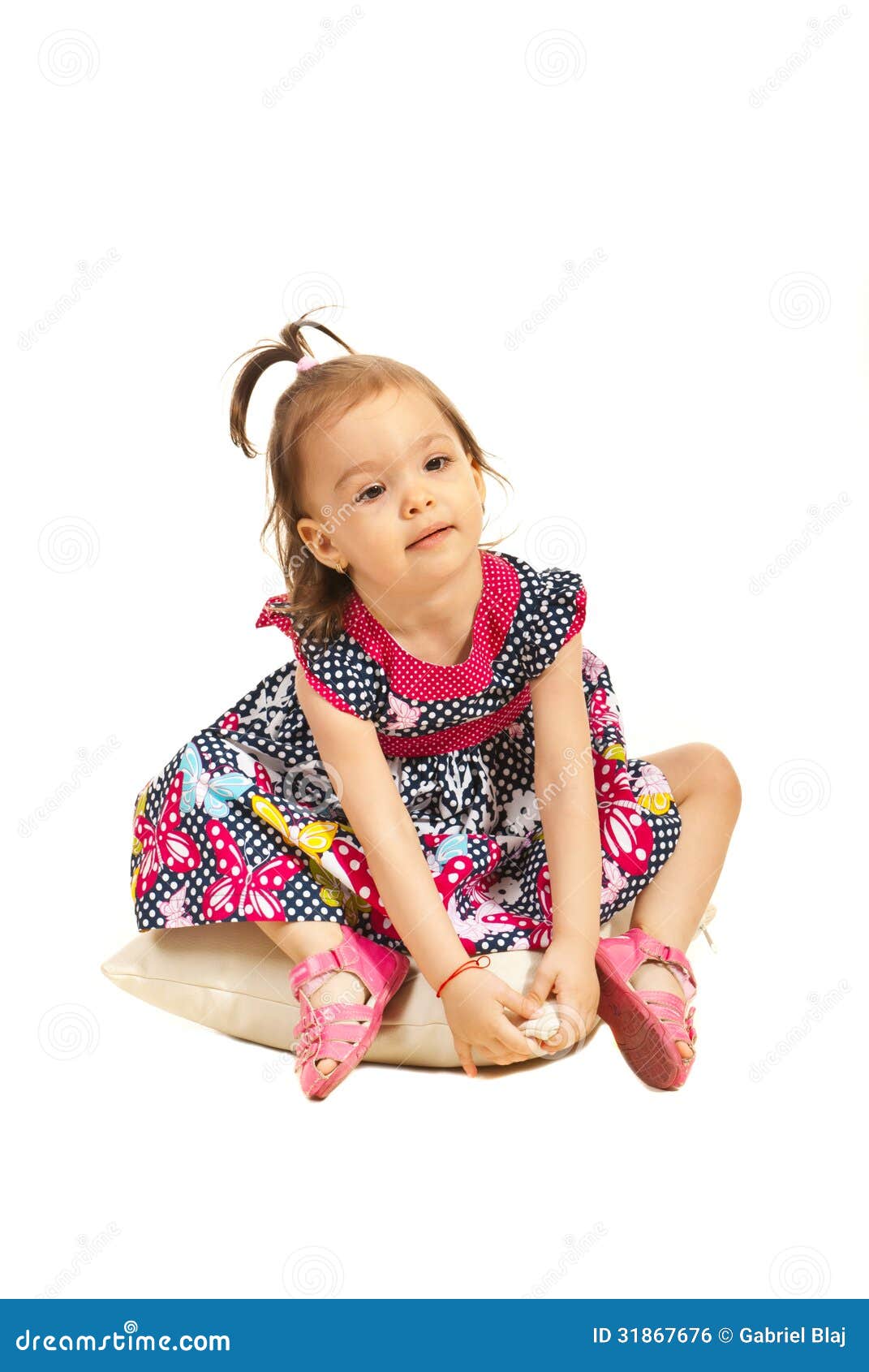 Kleinkindmädchen, Das Auf Kissen Sitzt Stockfoto - Bild von elegant ...