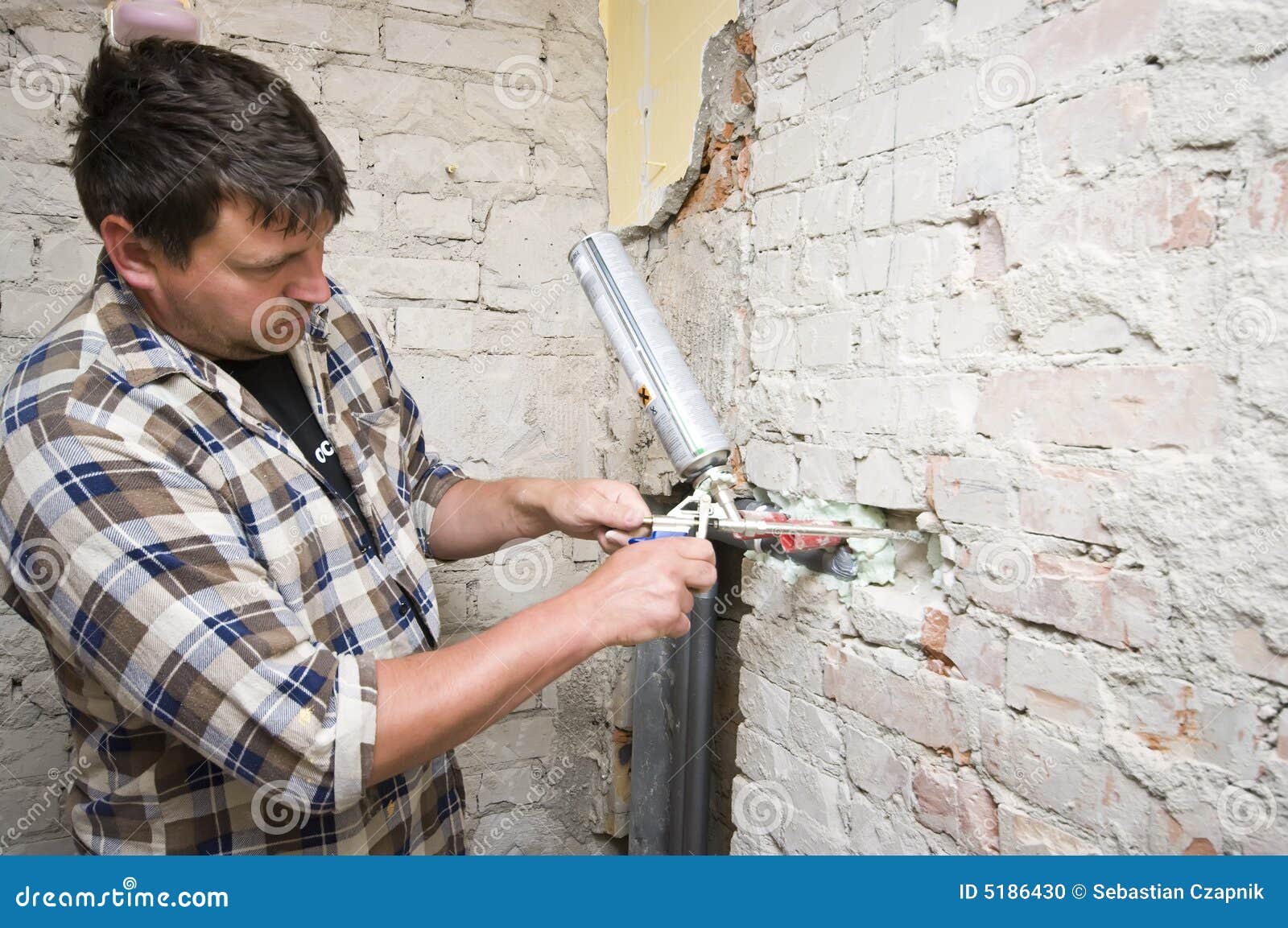 Klempner bei der Arbeit stockfoto. Bild von haupt, arbeit - 5186430