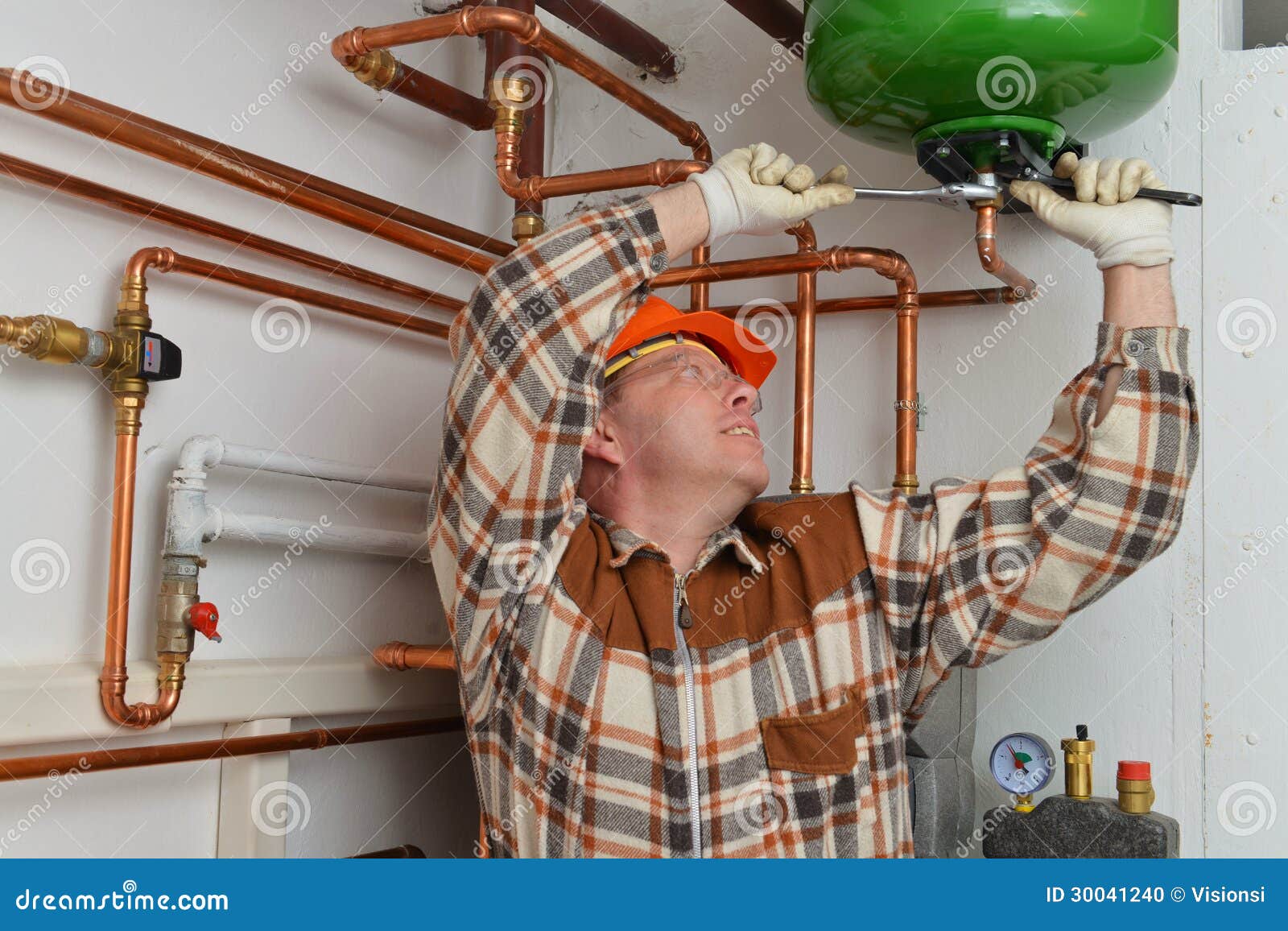 Klempner bei der Arbeit stockfoto. Bild von bedienung - 30041240