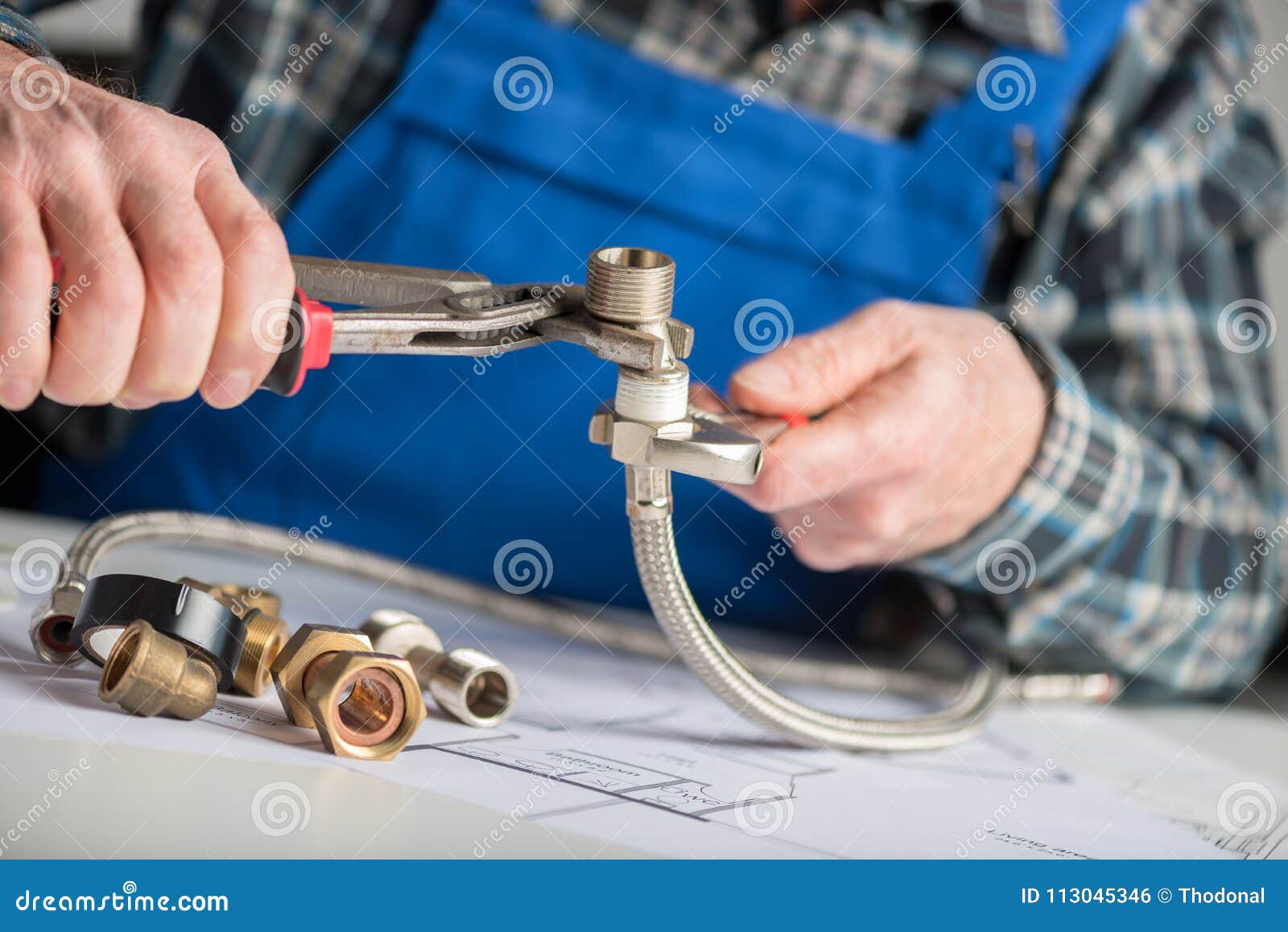 Klempner, Der Eine Klempnerarbeitinstallation Schraubt Stockfoto - Bild ...