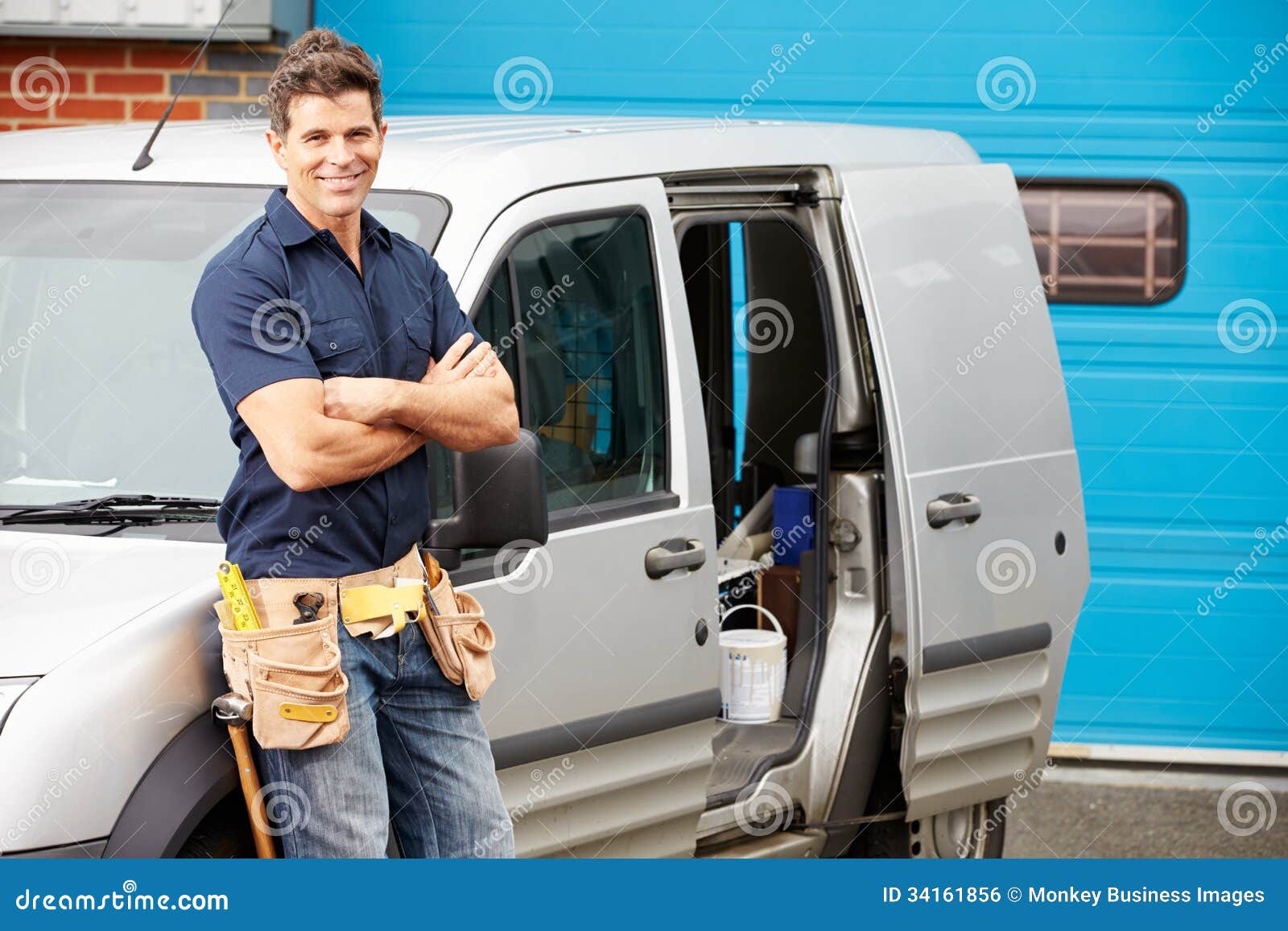 Klempner or Electrician Standing Nahe Bei Van Stockfoto - Bild von ...