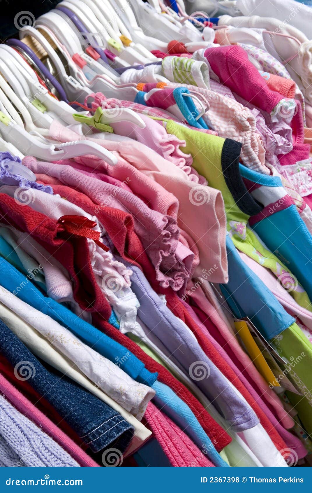 Kleren 03 van kinderen stock foto. Image of hangers, diversiteit - 2367398