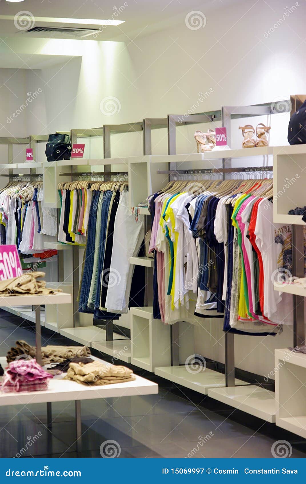 Kleren in de winkel stock afbeelding. Image of kleuren - 15069997