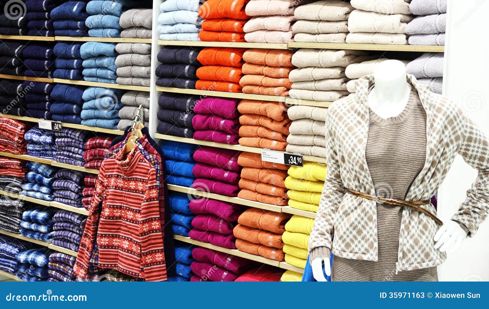 Kleren in de winkel redactionele stock foto. Image of handel - 35971163