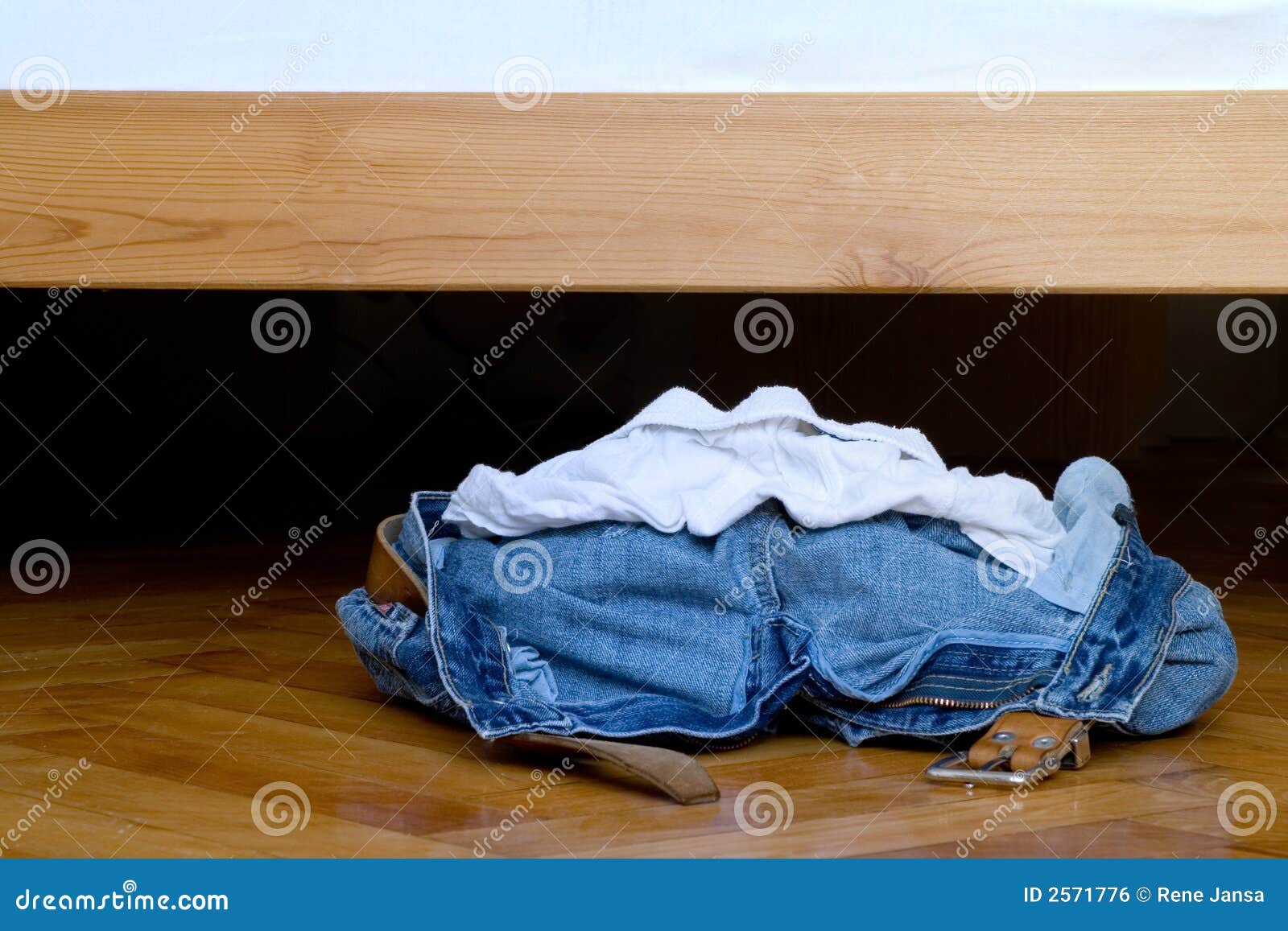 Kleren op de vloer stock foto. Image of gesp, riem, naast - 2571776