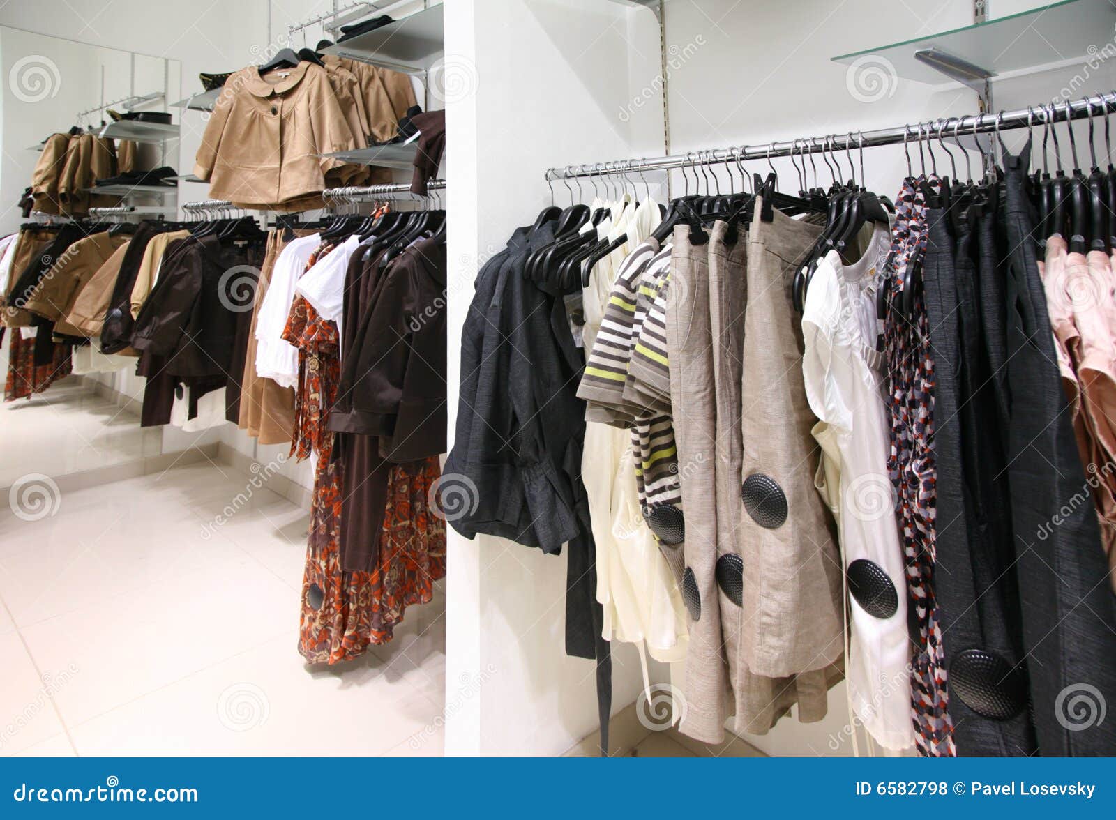 Kleren Op Rek in Wandelgalerij Stock Foto - Image of kleding, toevallig ...