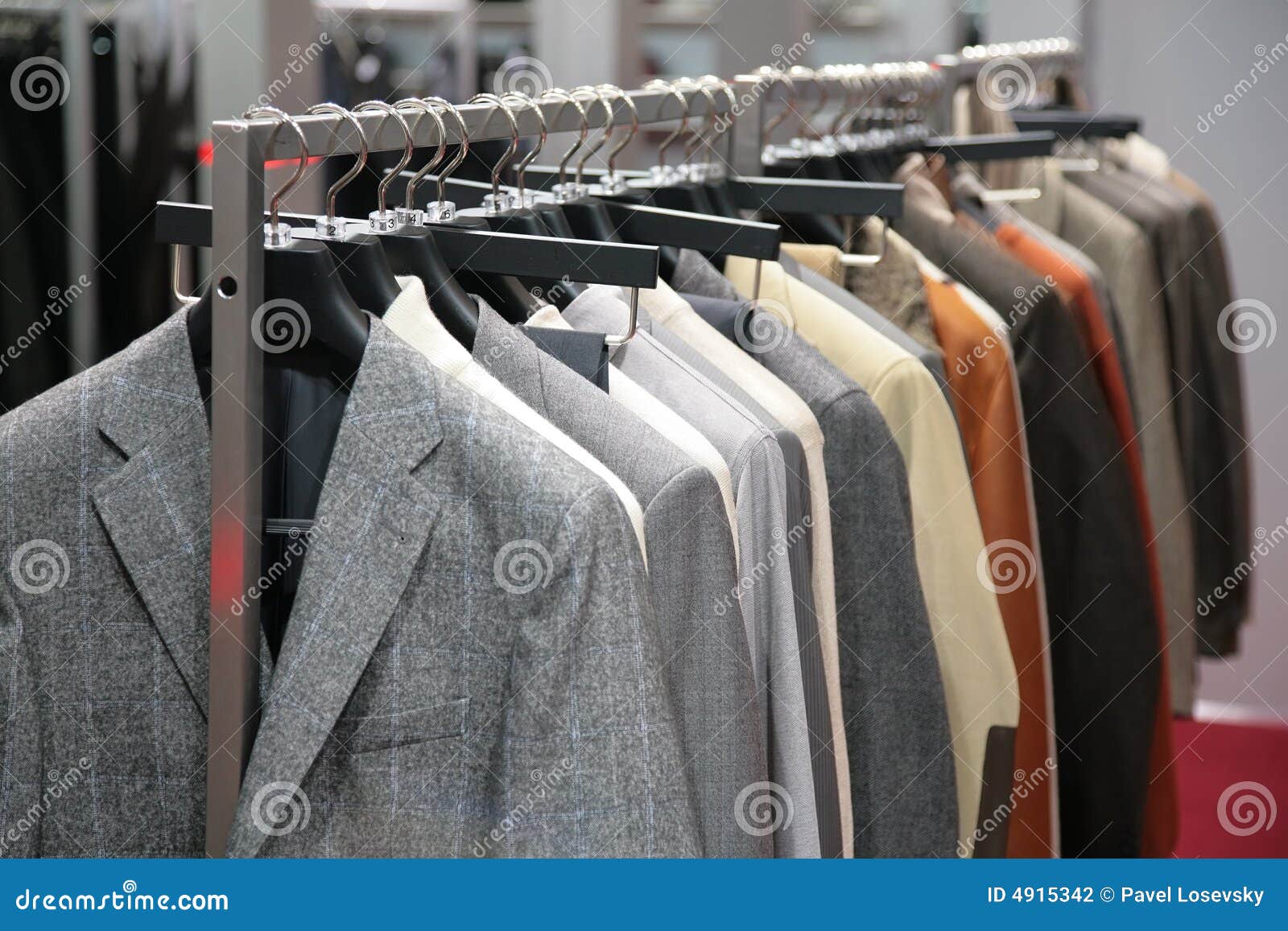 Kleren op rekken in winkel stock foto. Image of jasje - 4915342