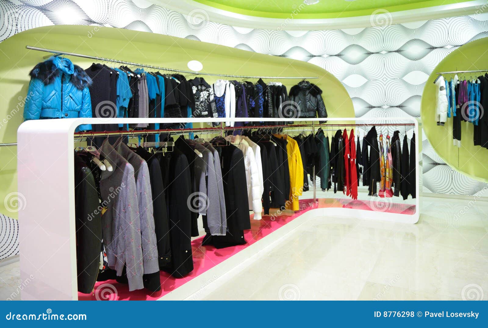 Kleren in winkel stock foto. Image of kostuum, handel - 8776298