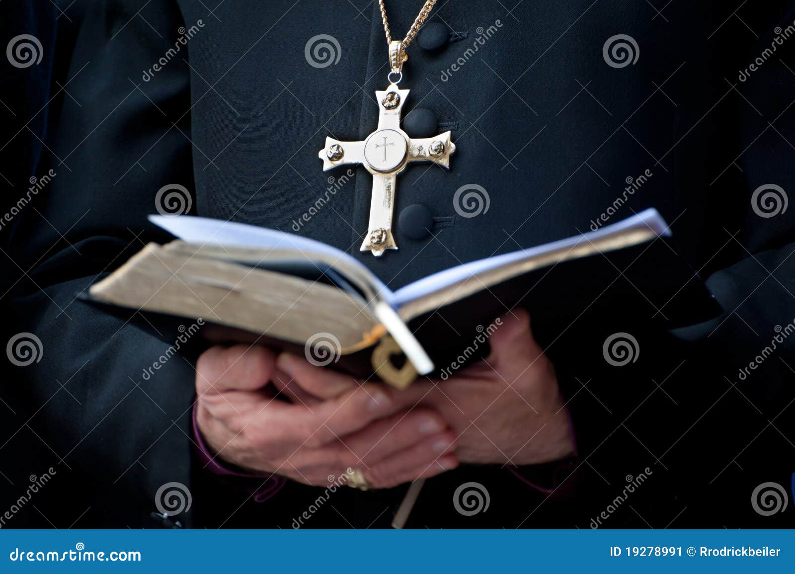 Klerus mit Kreuz und Bibel stockbild. Bild von torso - 19278991