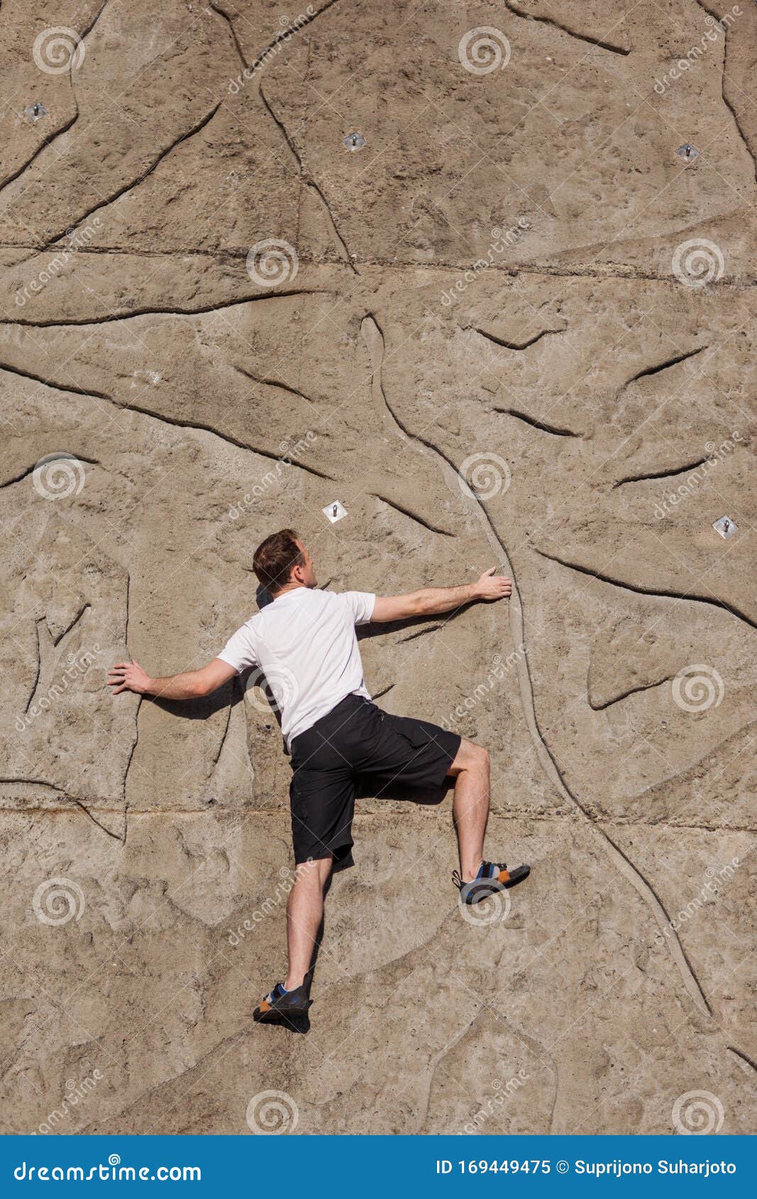 Klettern auf eine Wand stockbild. Bild von stark, steigen - 169449475