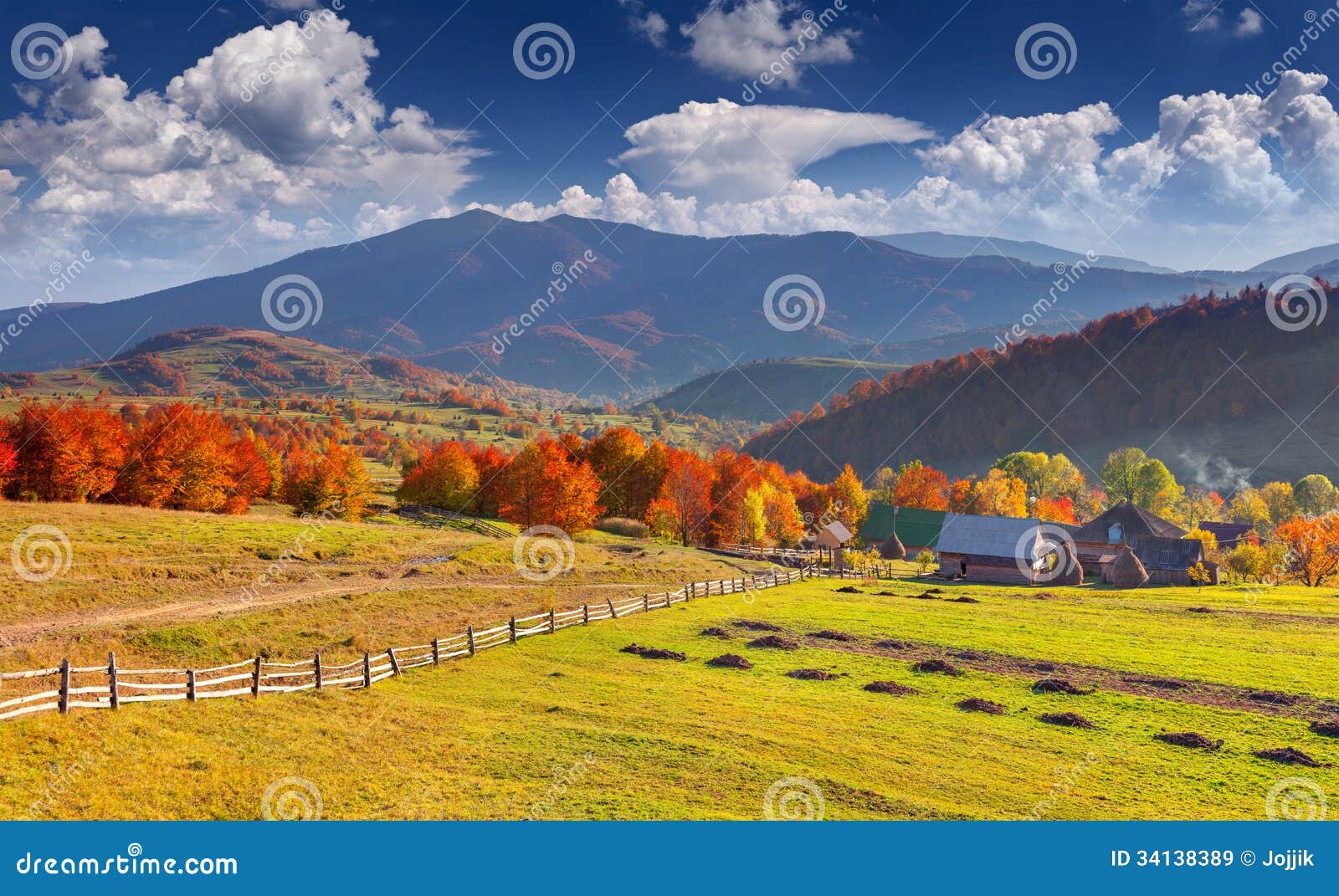 Kleurrijk De Herfstlandschap in Bergdorp Stock Afbeelding - Image of ...