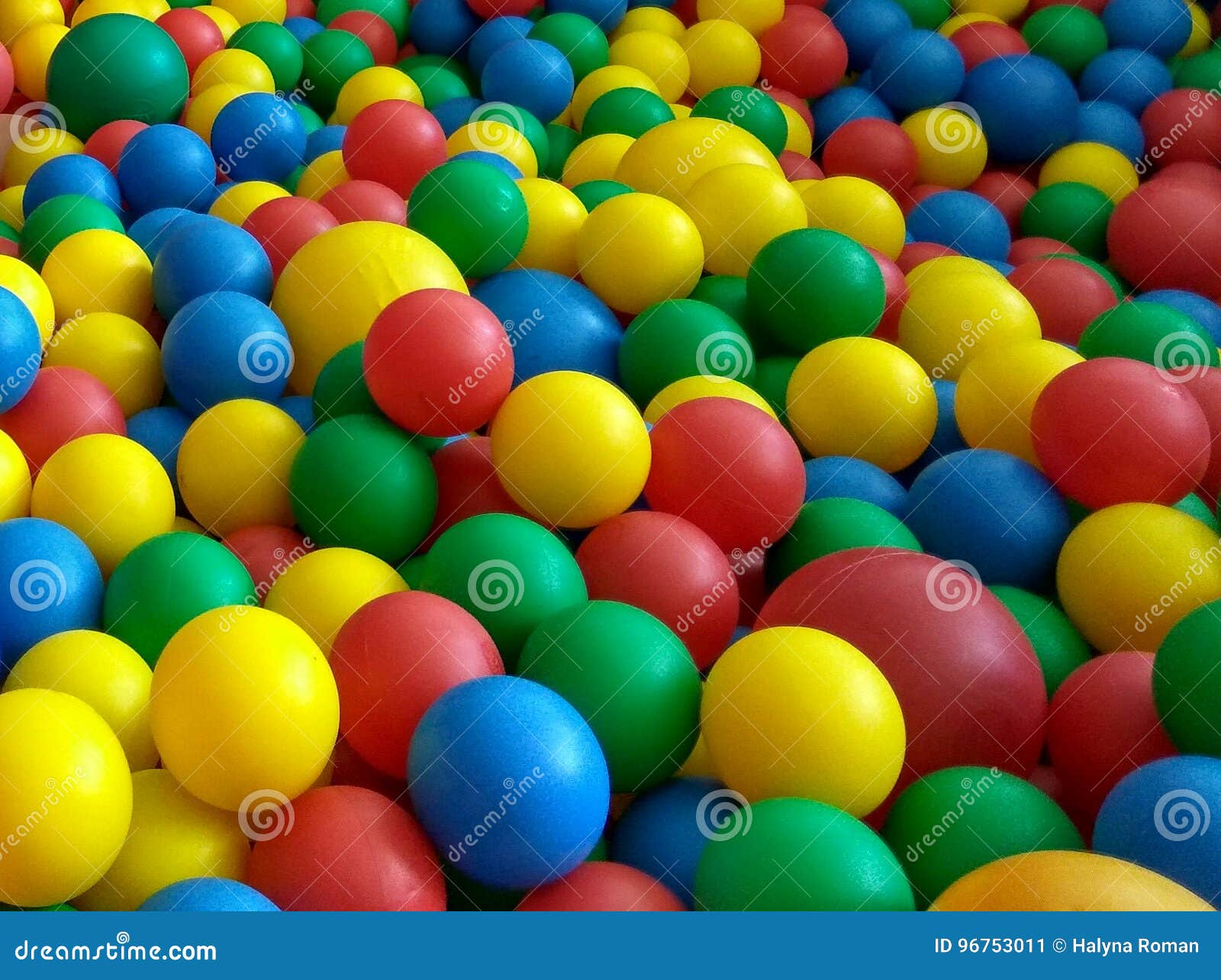 Kleurrijke Ballen in De Pool Stock Afbeelding - Image of ballen ...