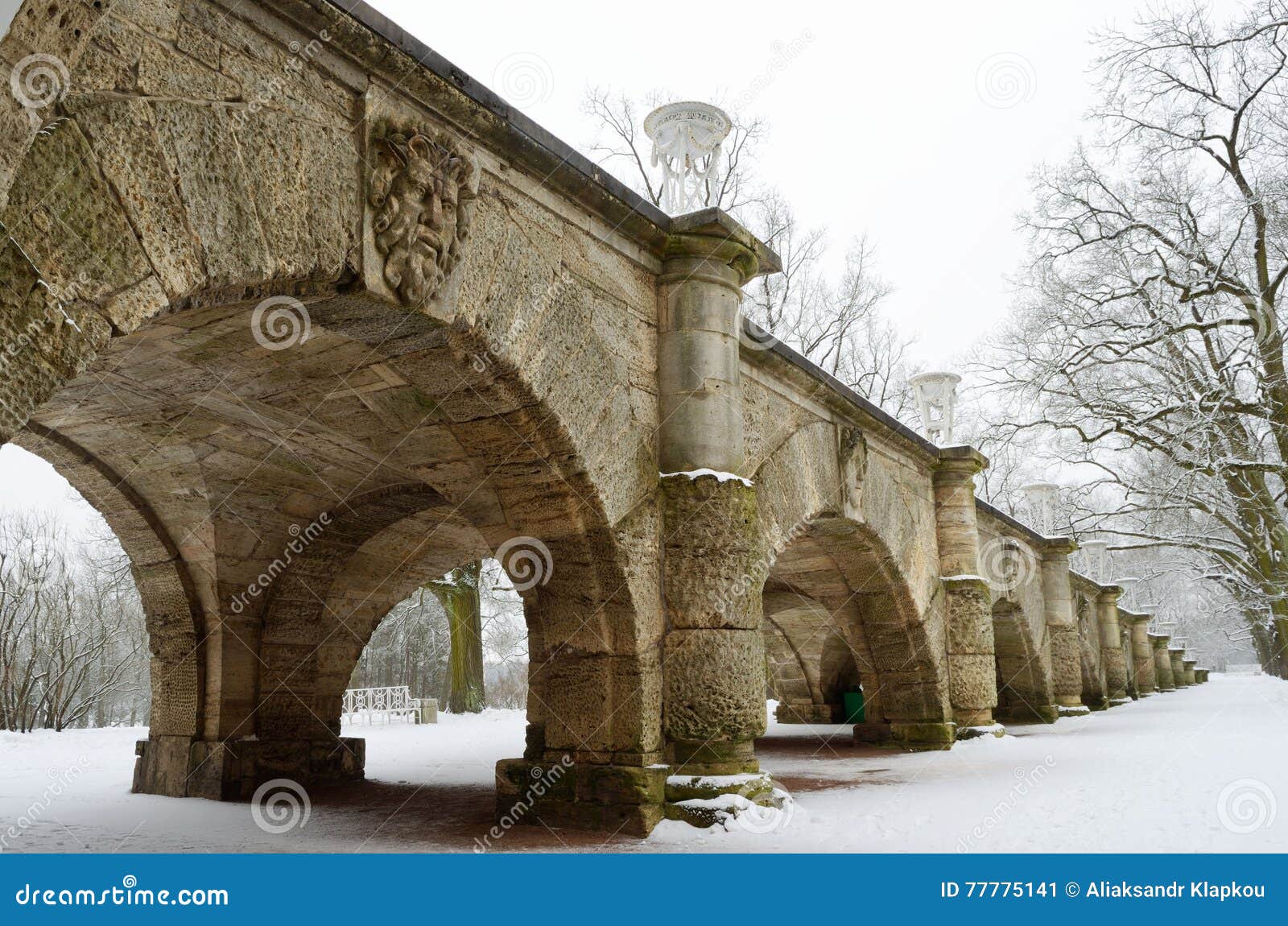 Kleurrijke Brug Over Het Ravijn Stock Afbeelding - Image of schelp ...
