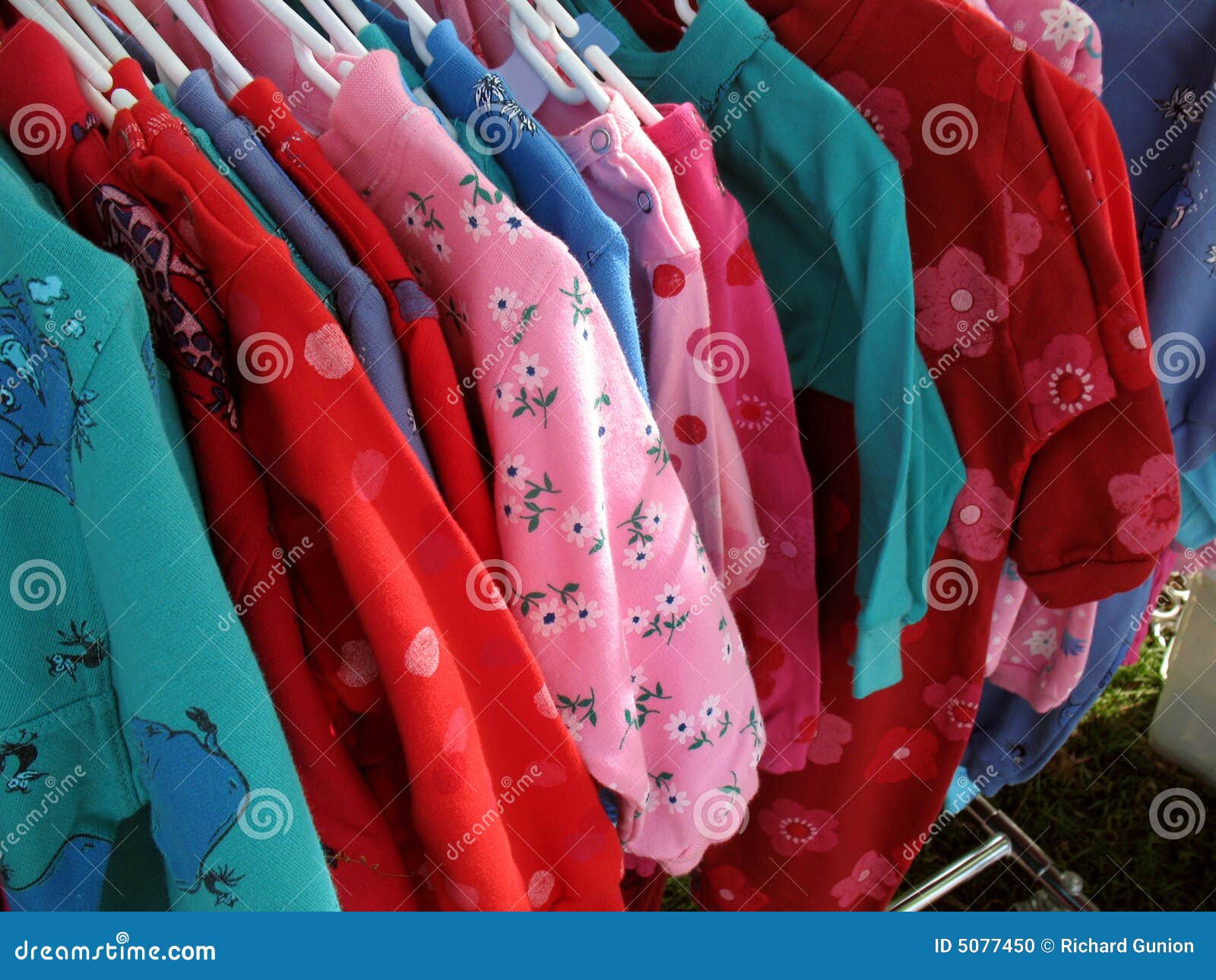 Kleurrijke Kleding stock foto. Image of patronen, verkoop - 5077450