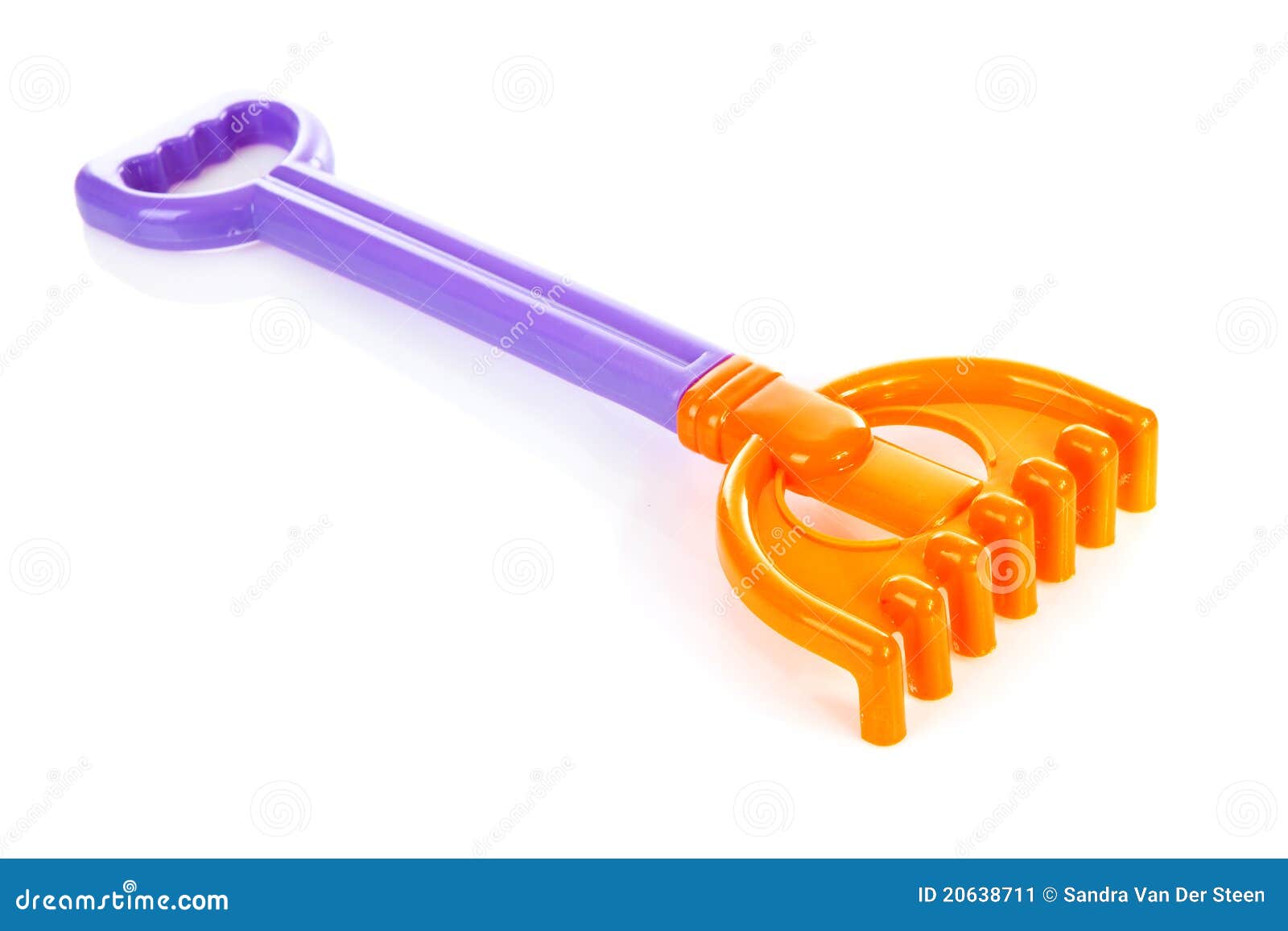 Kleurrijke plastic hark stock afbeelding. Image of zand - 20638711