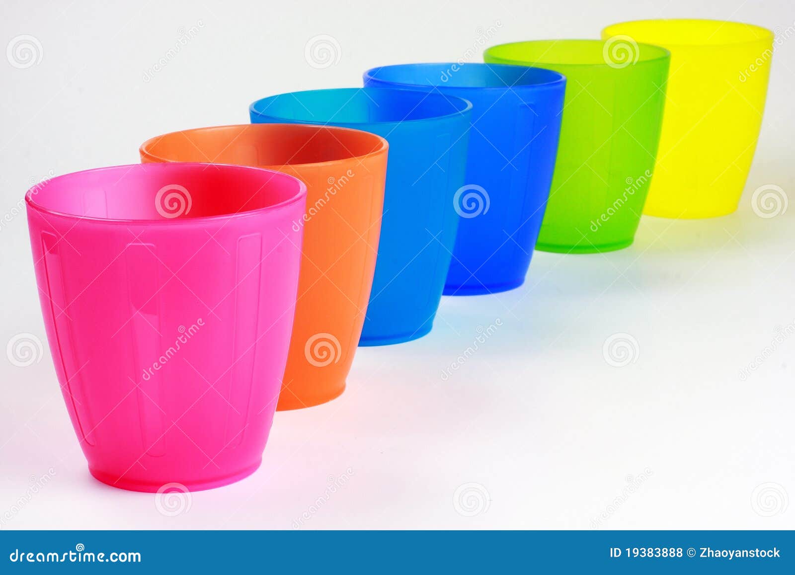 Kleurrijke plastic koppen stock foto. Image of kind, kleur - 19383888