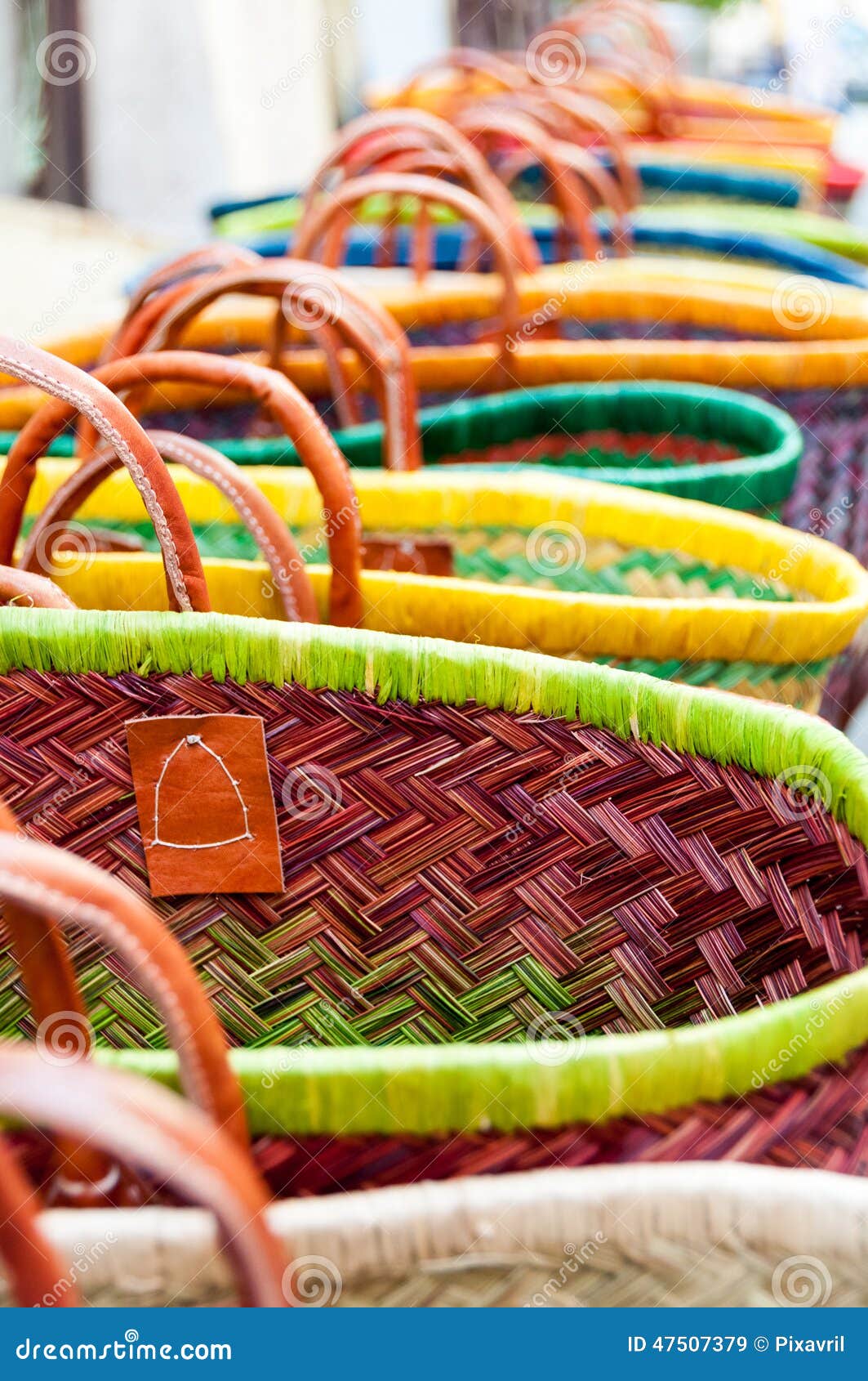 Kleurrijke rieten manden stock afbeelding. Image of leeg - 47507379