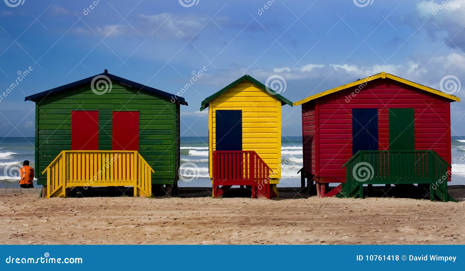 Kleurrijke strandcabines stock foto. Image of eenzaam - 10761418