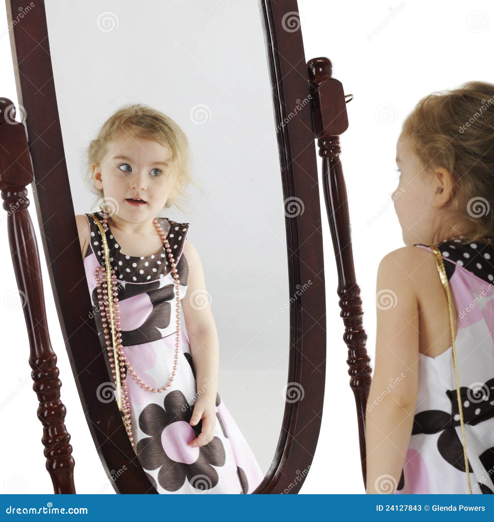 Kleuter in de Spiegel stock afbeelding. Image of gekleed - 24127843