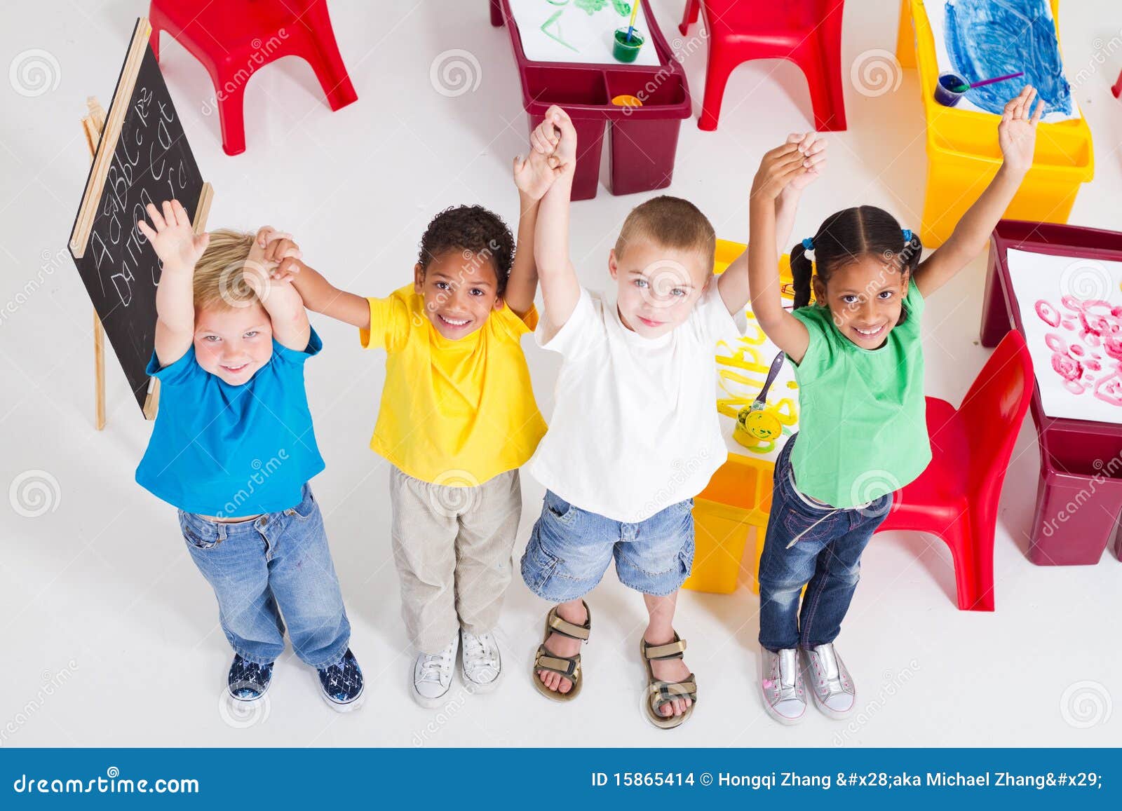 Kleuters stock foto. Image of pret, handen, onbezorgd - 15865414
