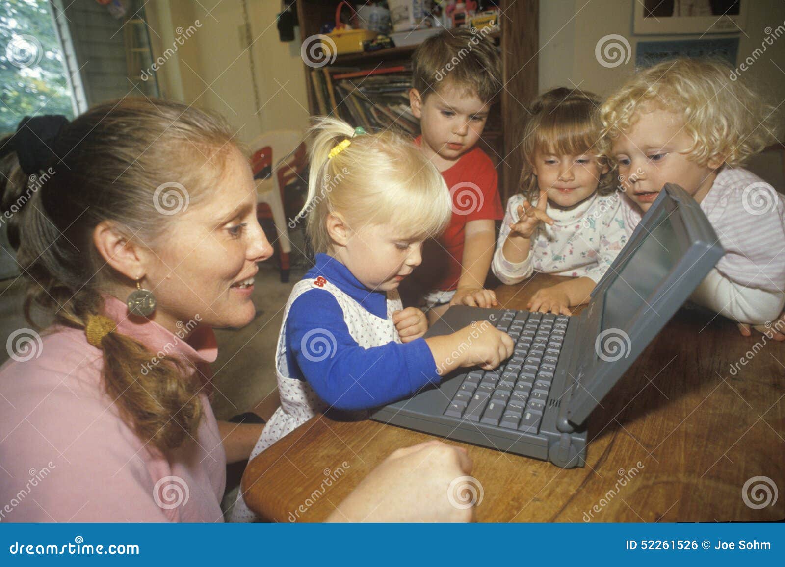 Kleuters Die Een Laptop Computer Onderzoeken Redactionele Foto - Image ...