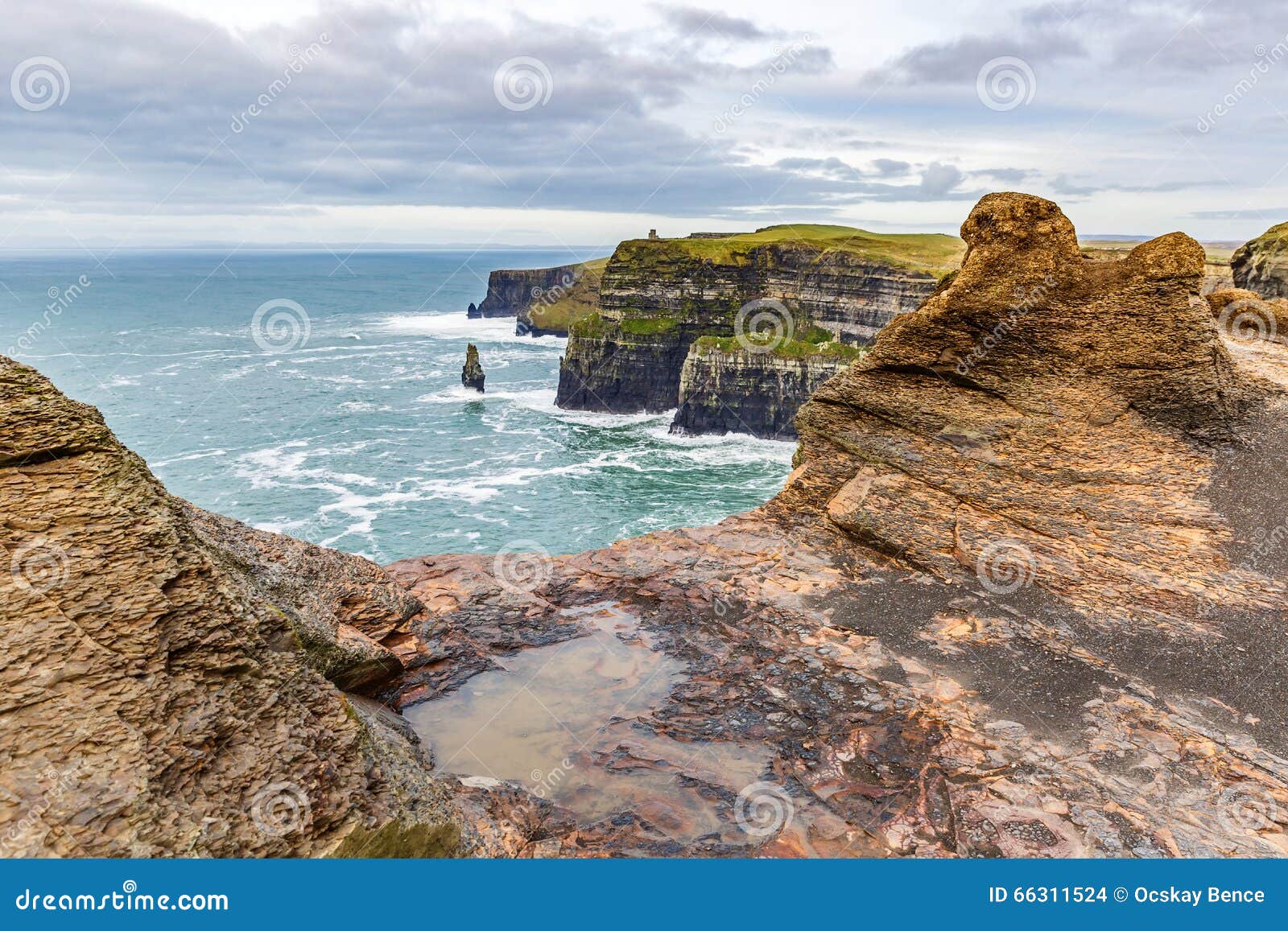Klippor av Moher arkivfoto. Bild av molnigt, attractor - 66311524