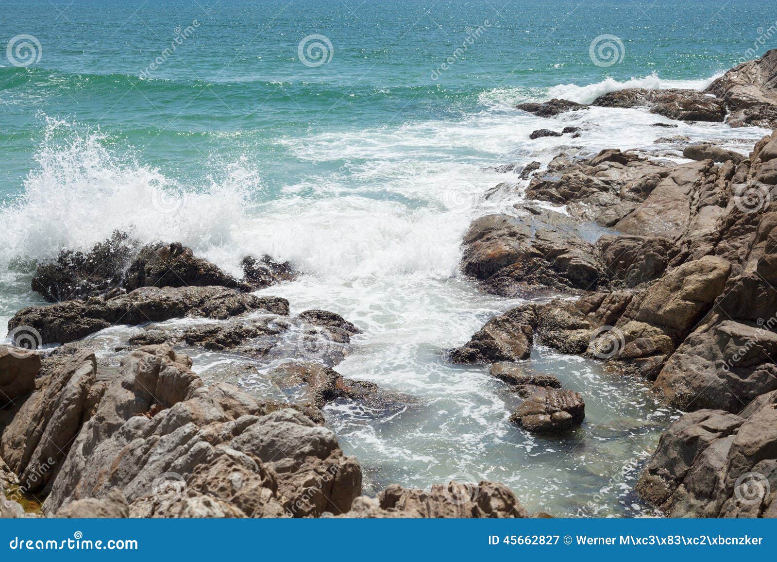 Klippor och hav fotografering för bildbyråer. Bild av detalj - 45662827