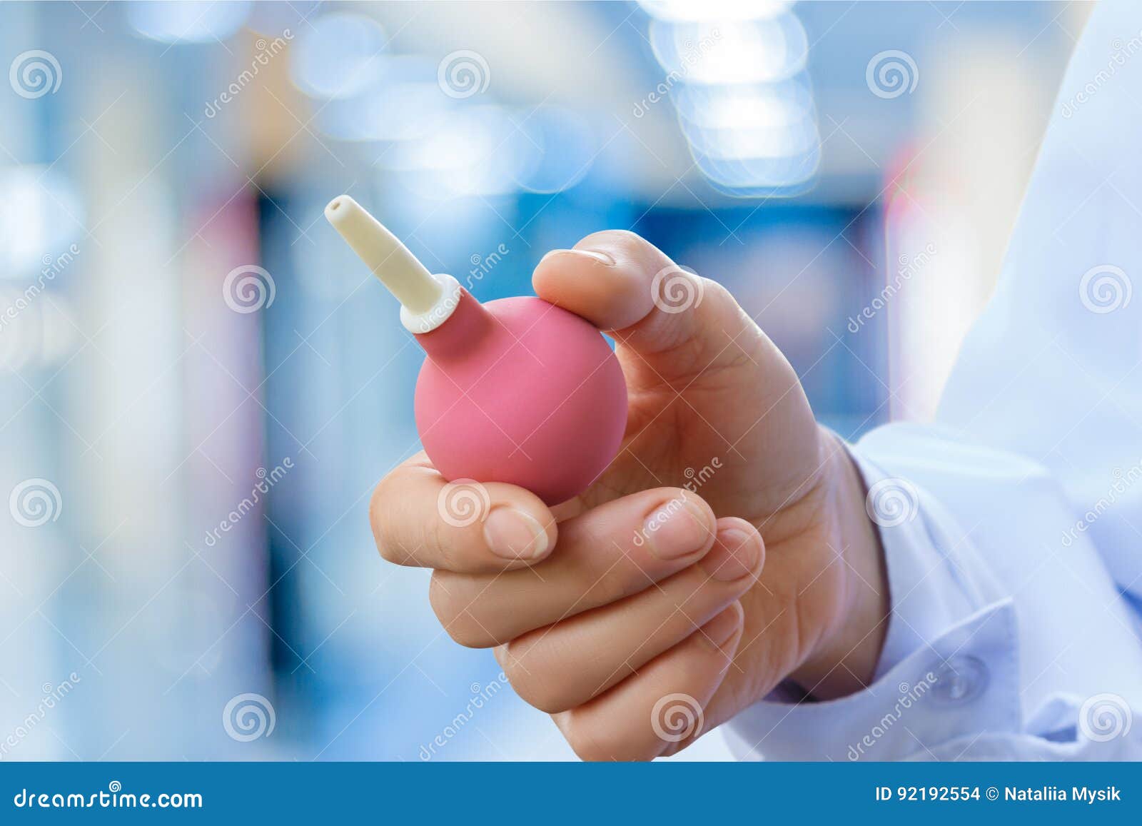 Klistier in Der Doktor ` S Hand Stockfoto - Bild von wissenschaft ...
