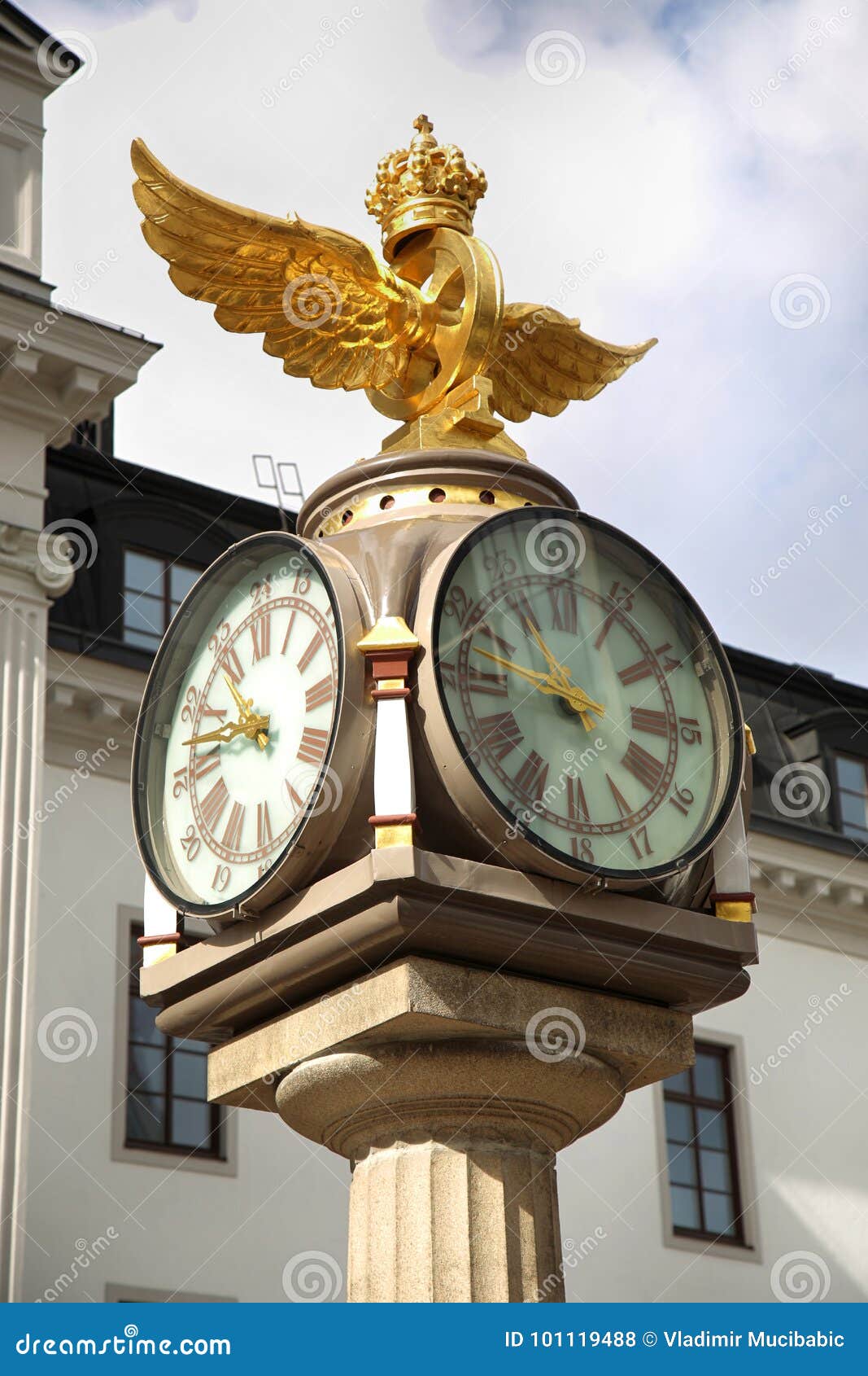 Klocka Central Plan, Clock with Crown Next To the Central Train Stock ...