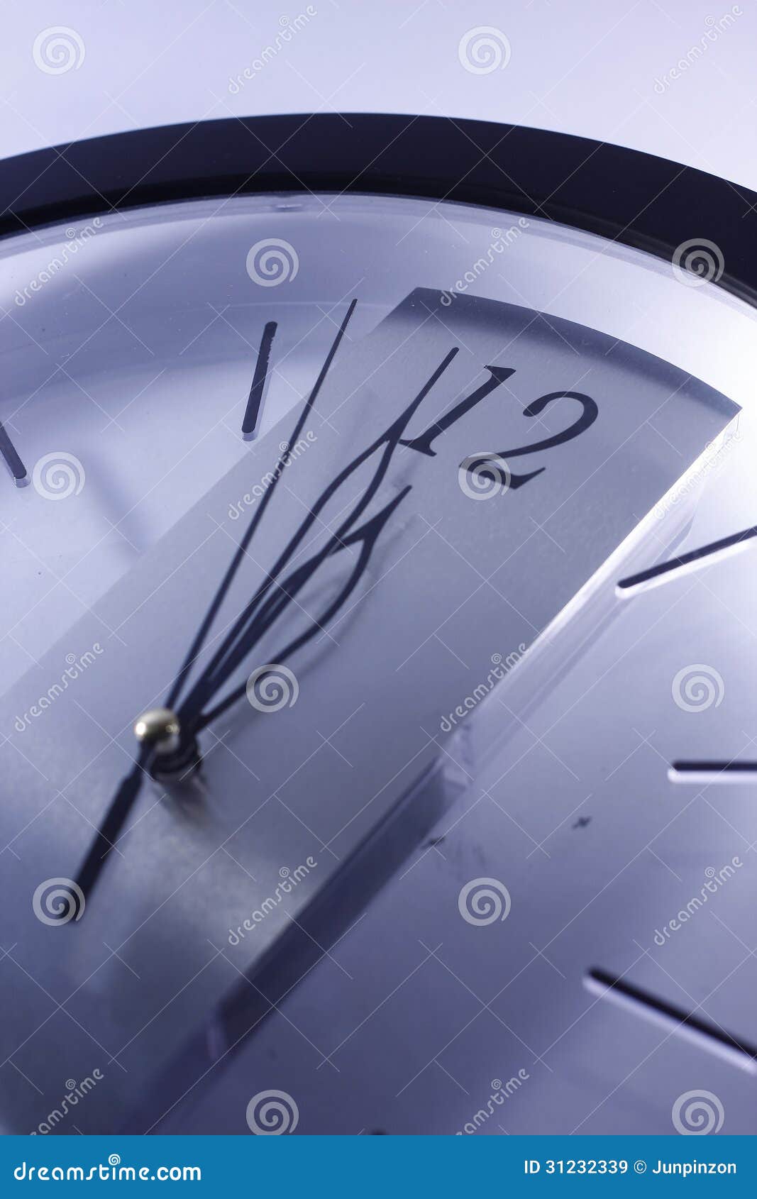 Klok bij 12 uur stock afbeelding. Image of tijd, ronde - 31232339