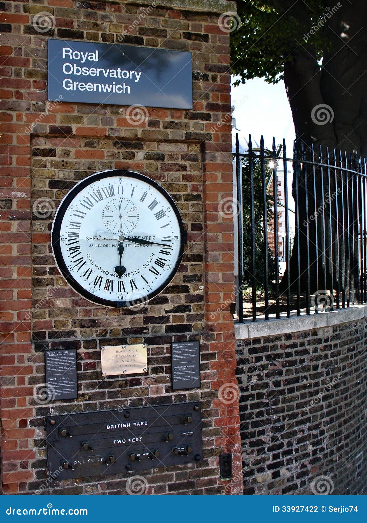 Klok Dichtbij Nulmeridiaan. Redactionele Fotografie - Image of tijd ...