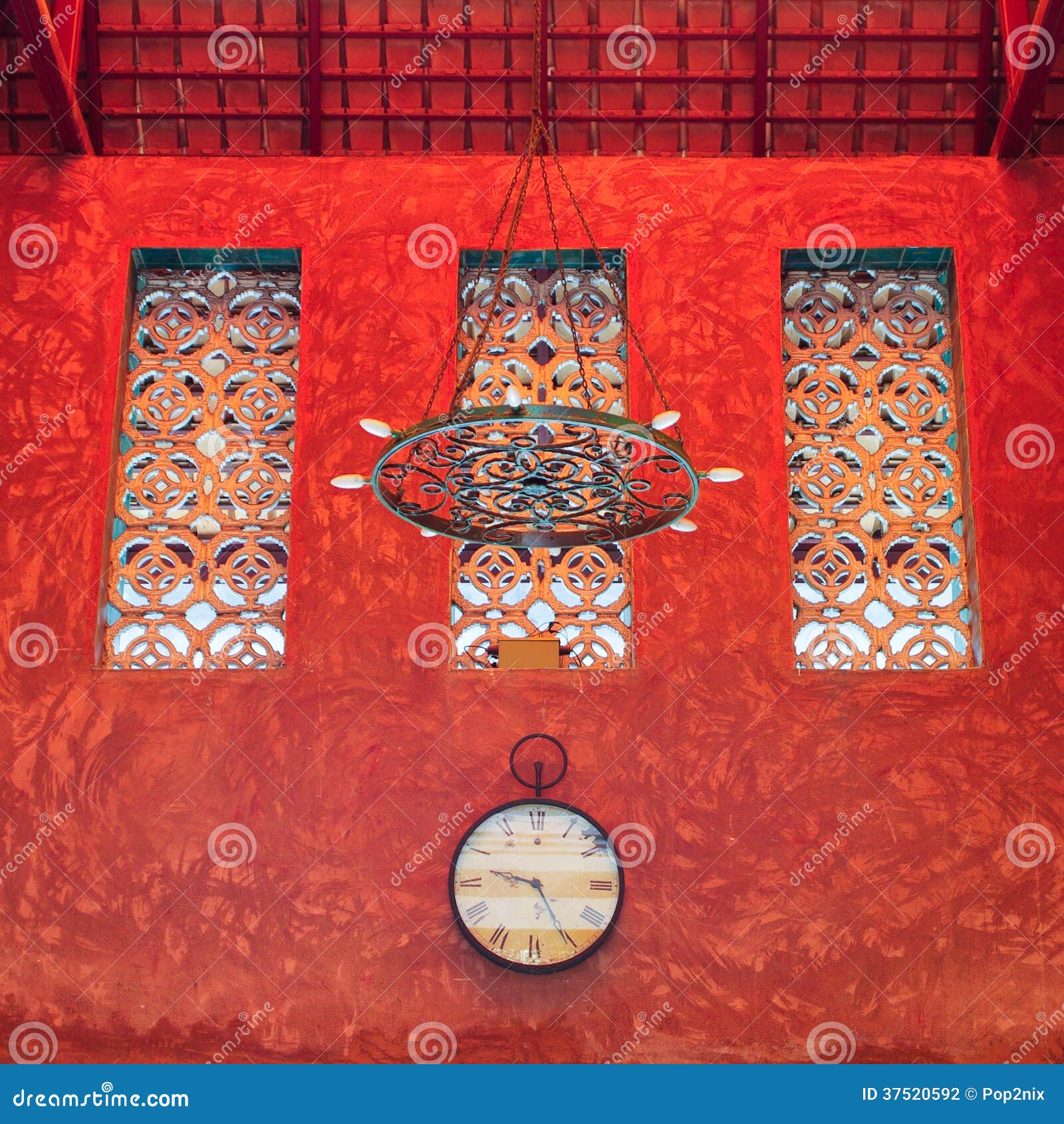 Klok Op De Rode Muur Van De Sculturetextuur Stock Foto - Image of ...