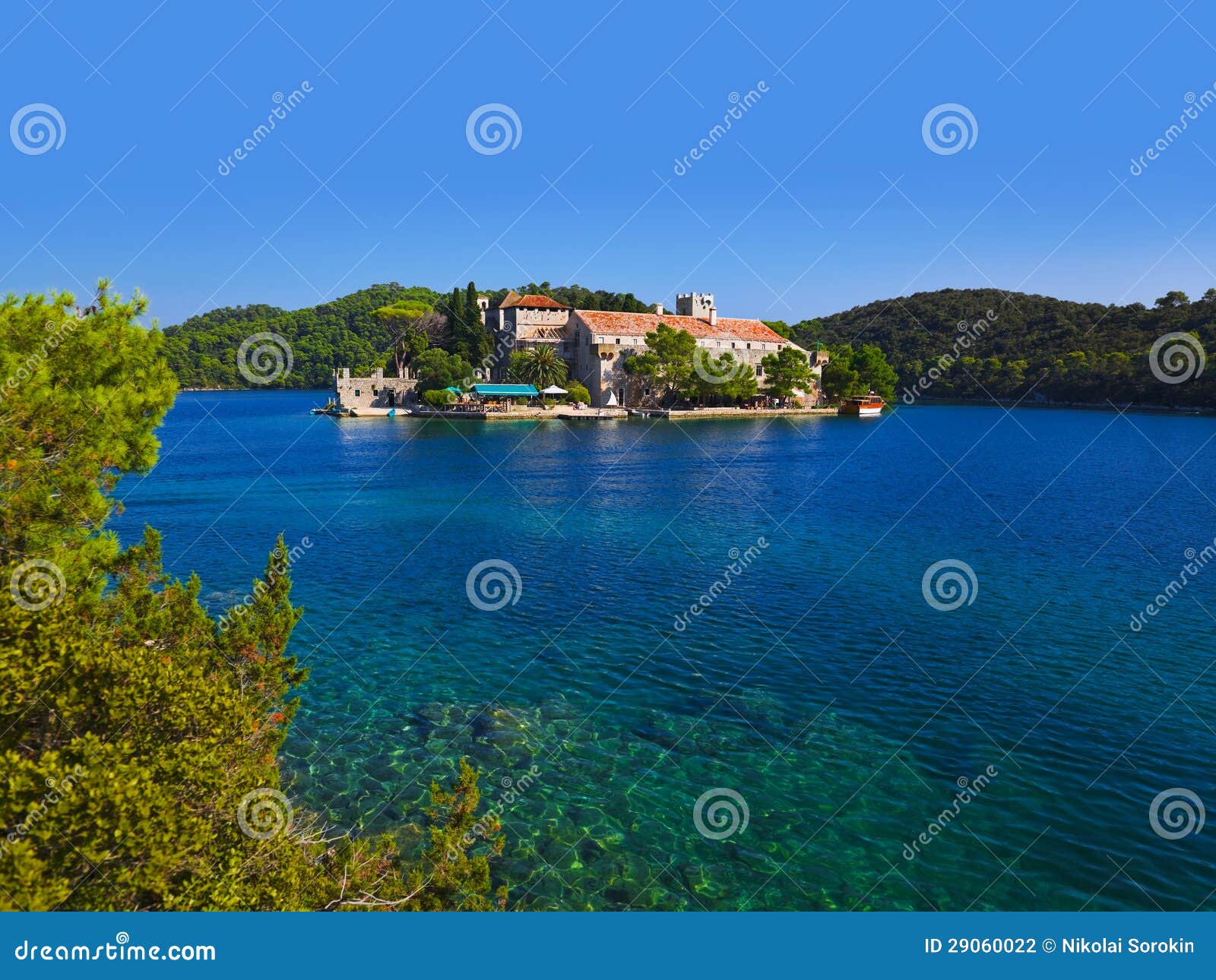 Kloster in Insel Mljet in Kroatien Stockfoto - Bild von dach, kiefer ...