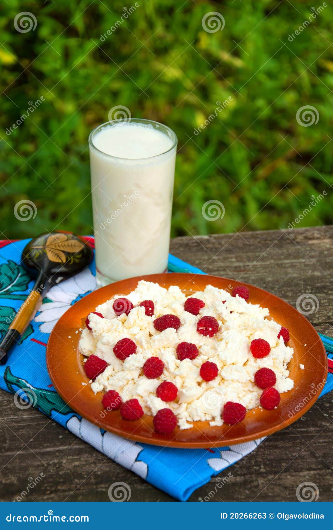 Klumpen Mit Himbeeren Und Einer Milch Stockbild - Bild von ...
