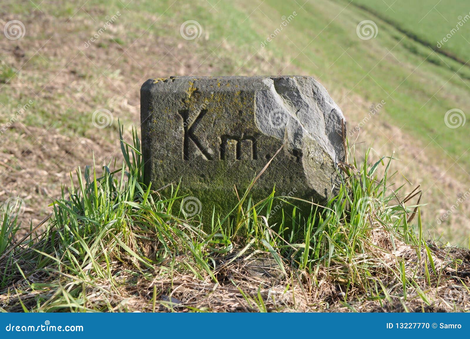 Km-milstolpe arkivfoto. Bild av fält, tecken, grön, stänga - 13227770