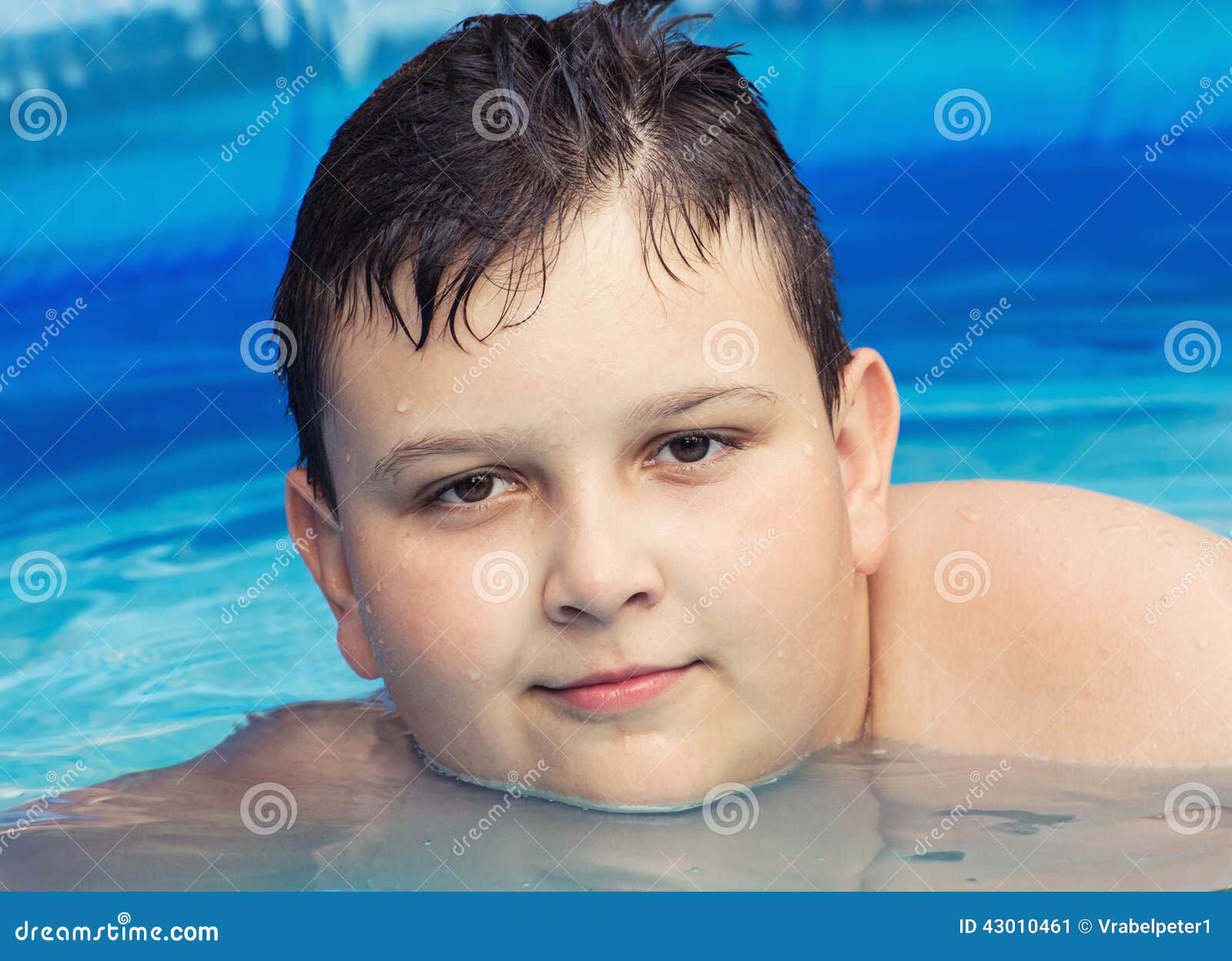 Knabe im Swimmingpool stockbild. Bild von menschlich - 43010461