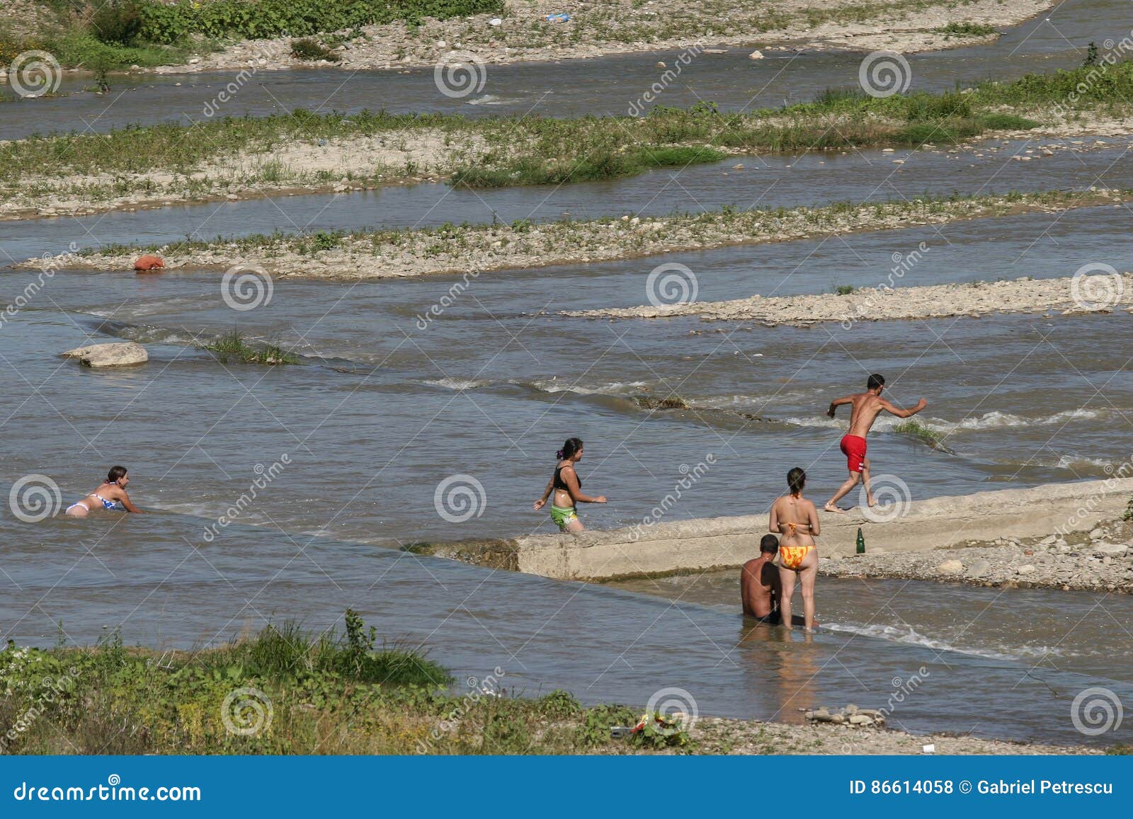 Knaben, die im Fluss baden redaktionelles stockfoto. Bild von wasser ...