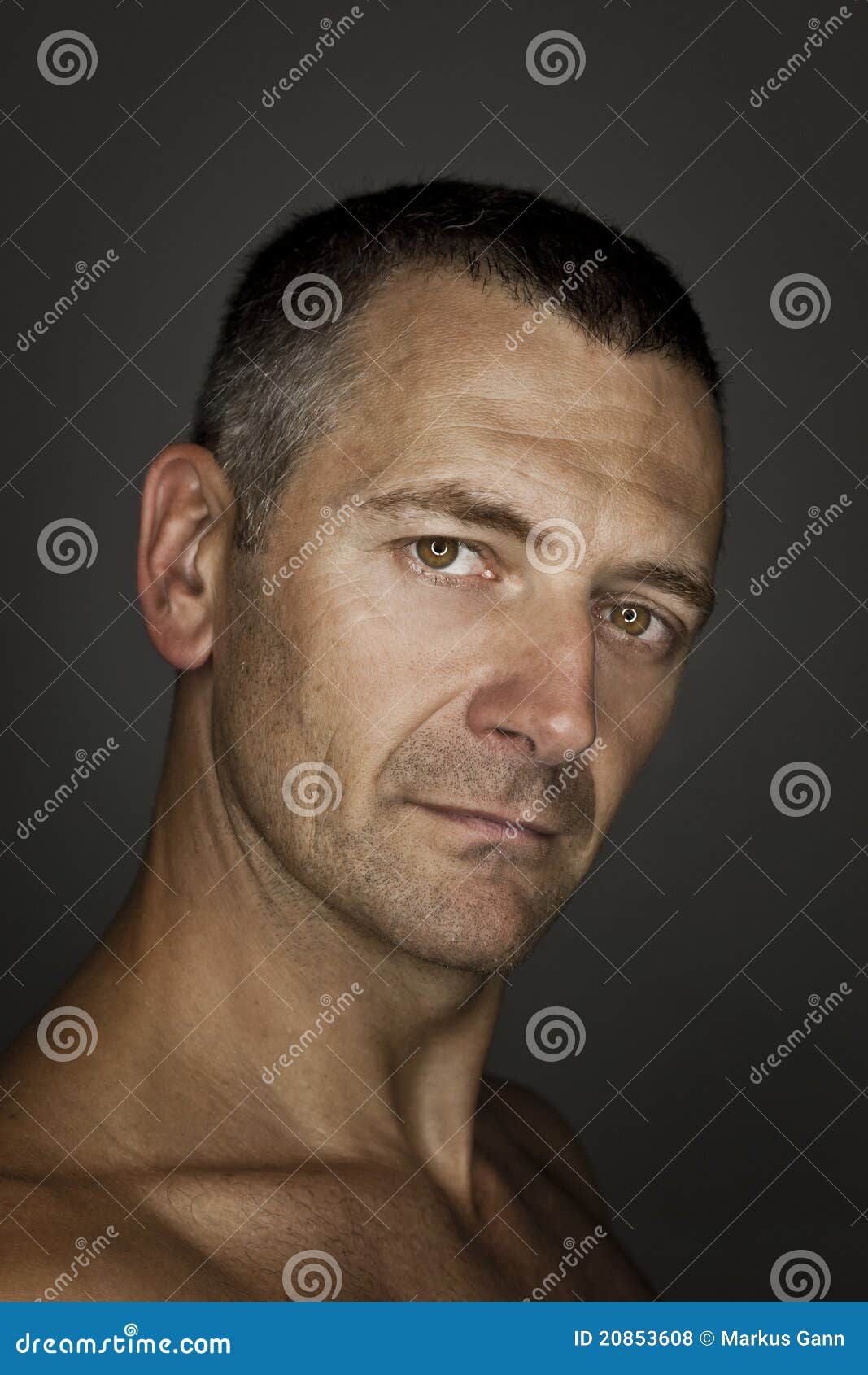 Knap mannelijk portret stock foto. Image of haar, leeftijd - 20853608