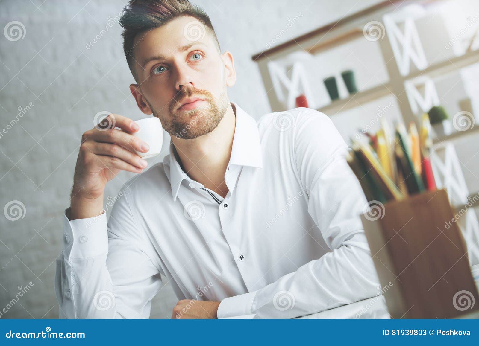 Knap Mannetje Met Koffiekop Stock Afbeelding - Image of drank, mannetje ...