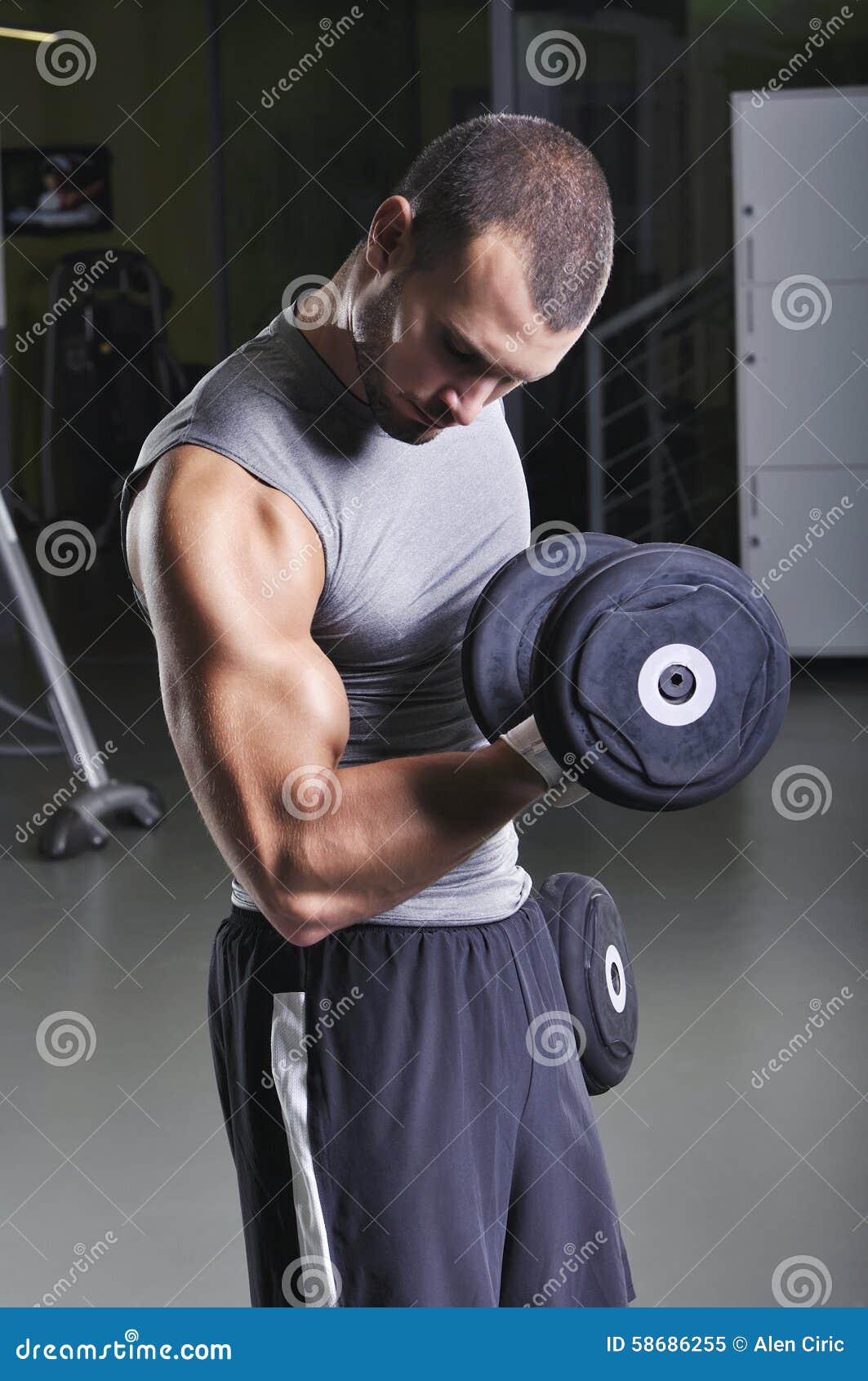 Knap Spier Mannelijk Modeldoing Biceps Exercise Stock Afbeelding ...