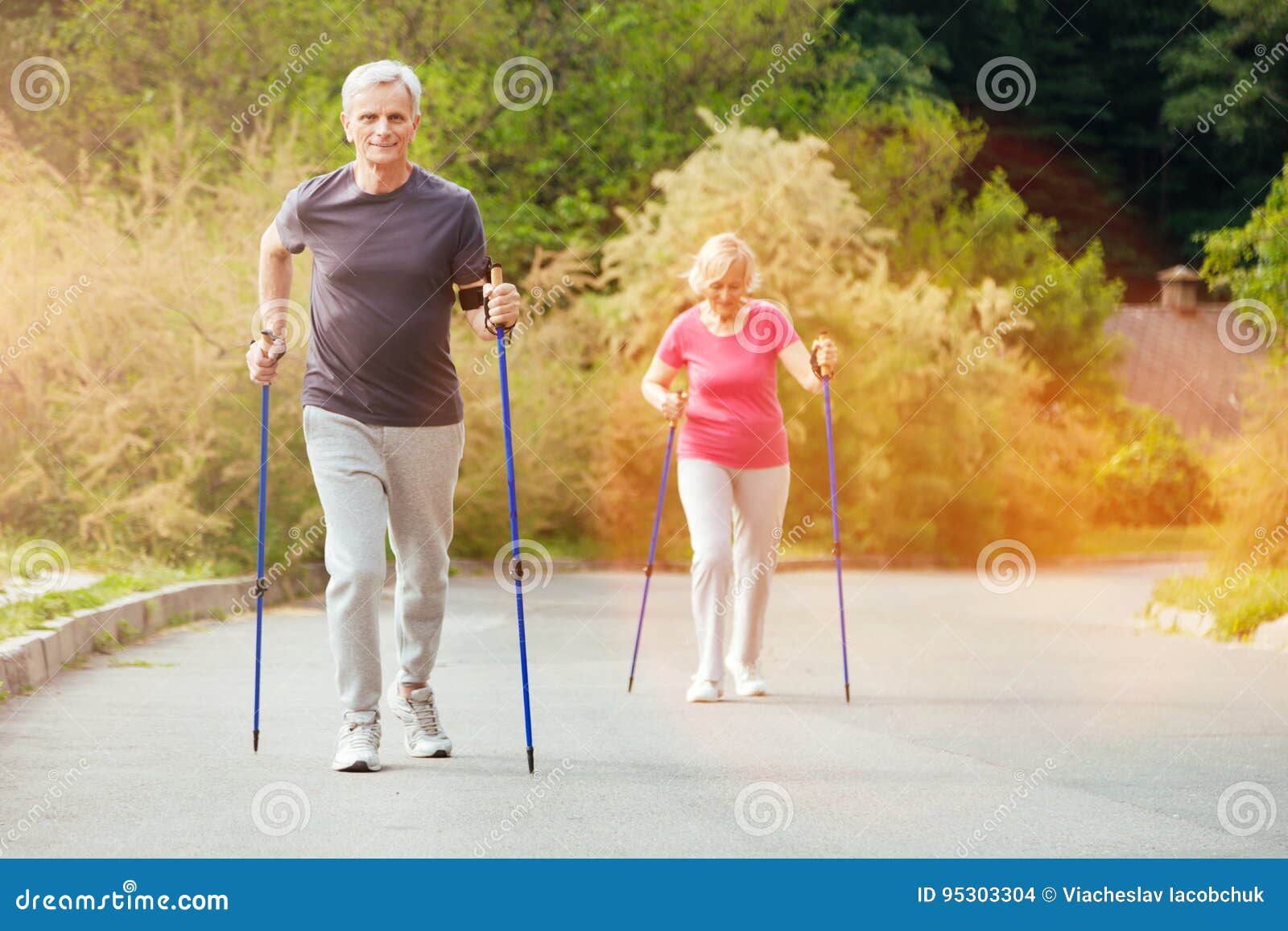 Knappe Aardige Mens Die Langs De Weg Lopen Stock Foto - Image of ...